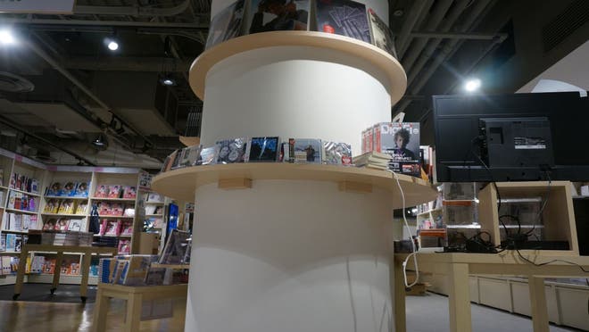 HMV&BOOKS TOKYO 円柱型スペースの写真4