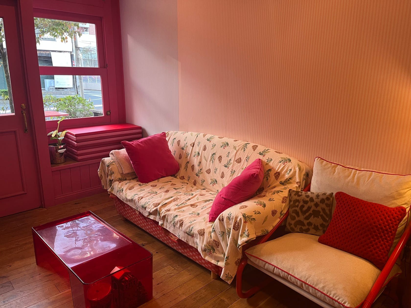 ピンクベースのガーリーなスペースの写真6