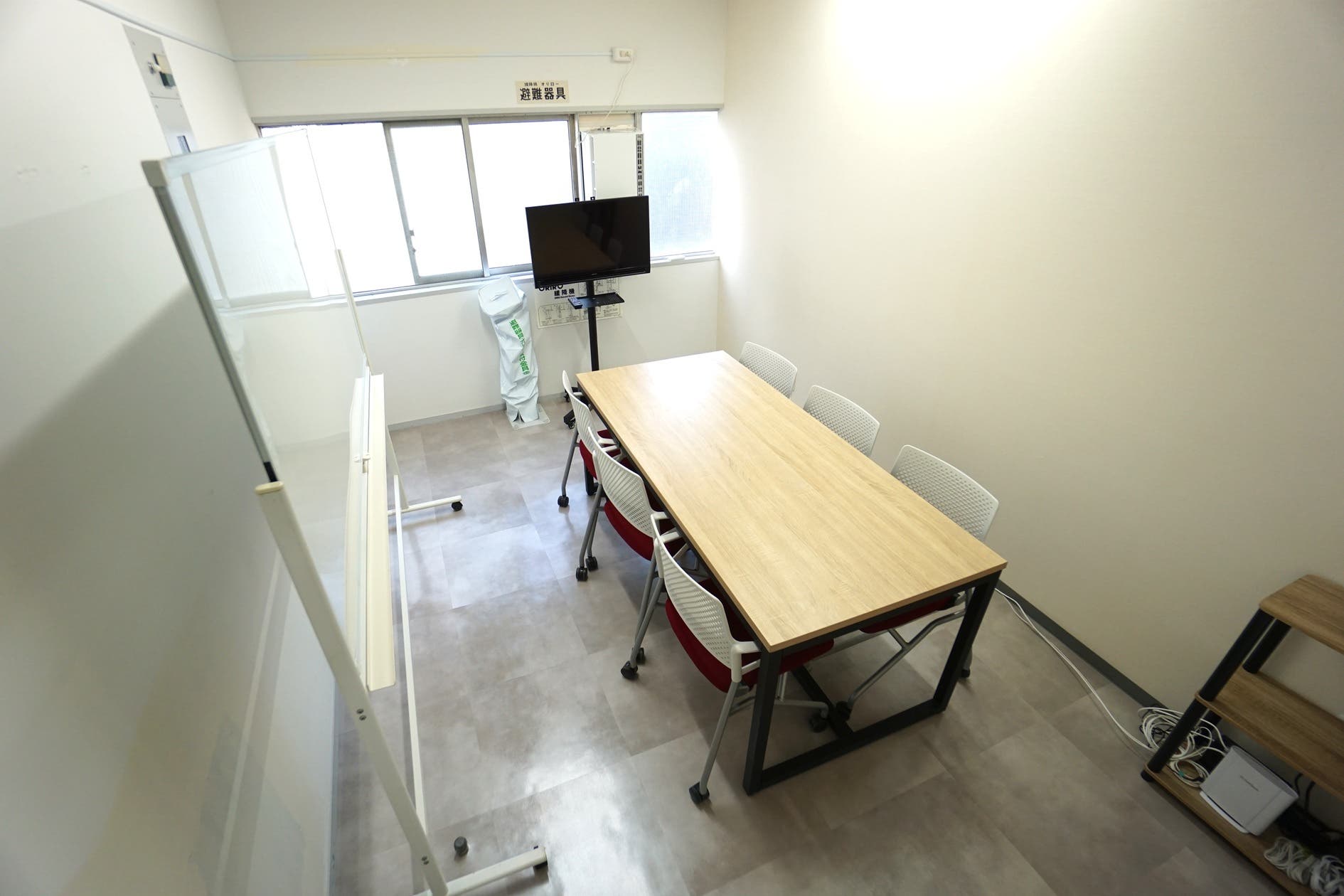 ＜神田会議室 5-A＞神田駅徒歩1分🚃6名収容完全個室✨24時間🈺光回線Wi-Fi📶会議/商談/ワークショップの写真3