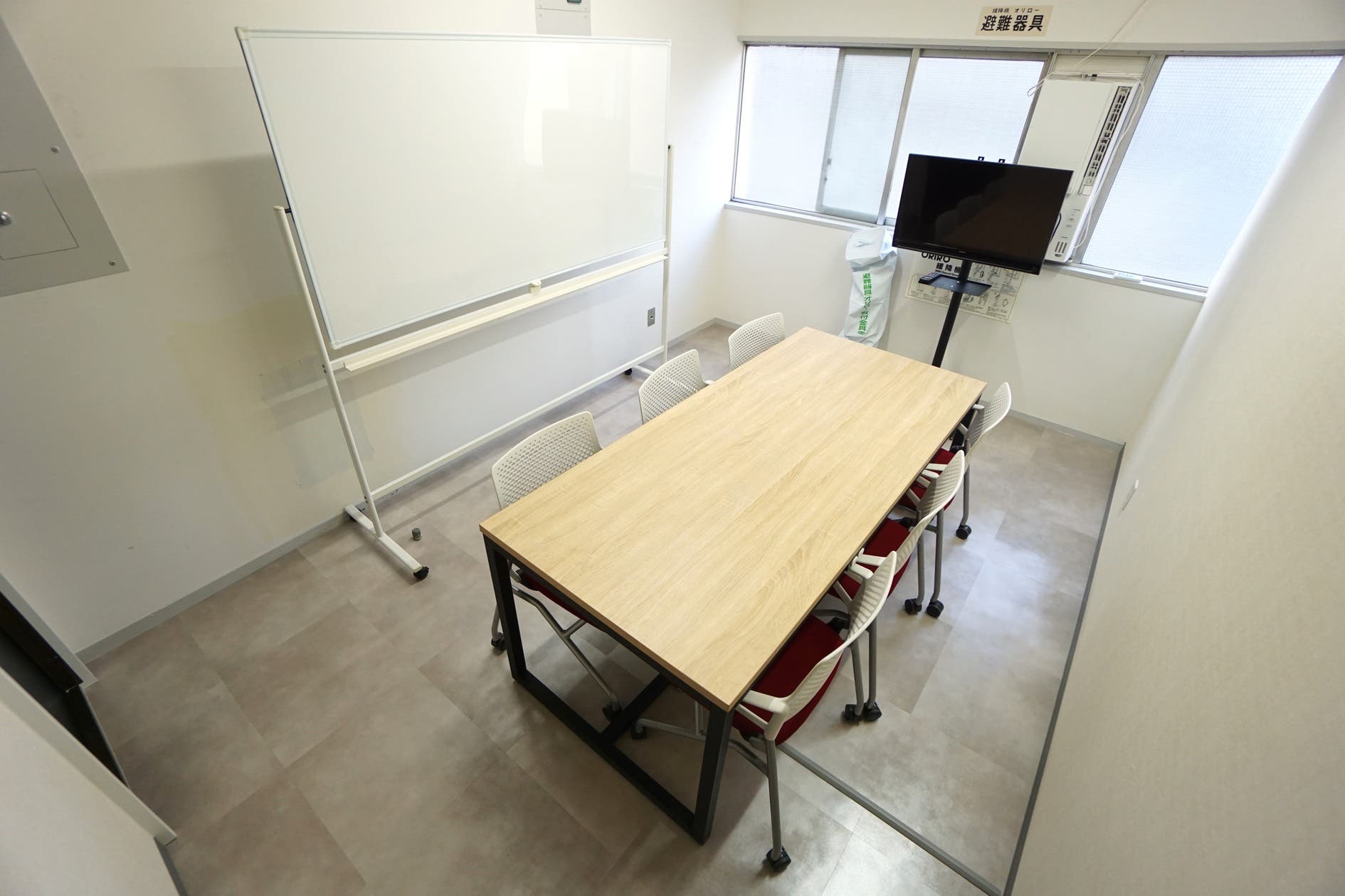 ＜神田会議室 5-A＞神田駅徒歩1分🚃6名収容完全個室✨24時間🈺光回線Wi-Fi📶会議/商談/ワークショップの写真1