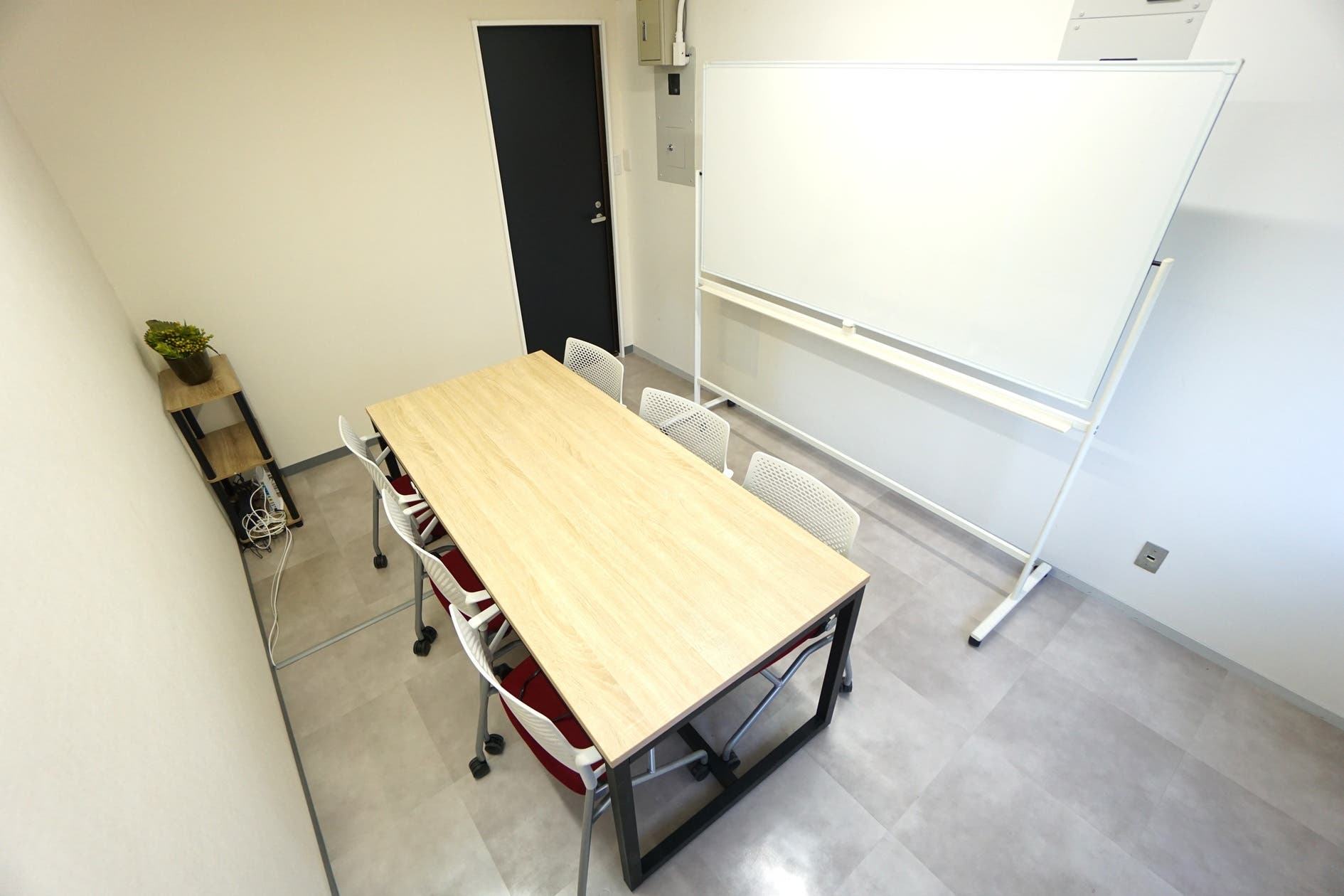 ＜神田会議室 5-A＞神田駅徒歩1分🚃6名収容完全個室✨24時間🈺光回線Wi-Fi📶会議/商談/ワークショップの写真2