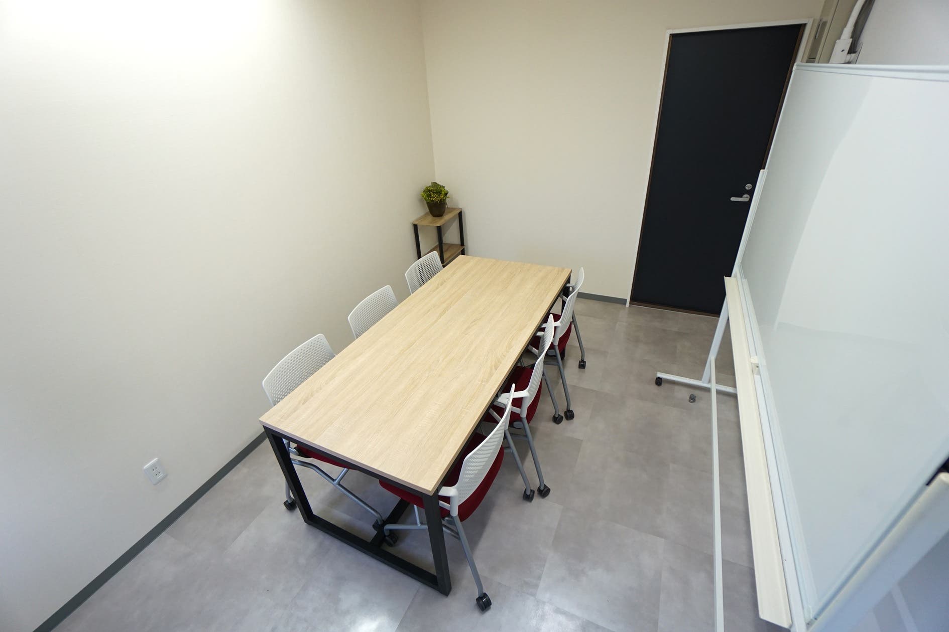 ＜神田会議室 5-A＞神田駅徒歩1分🚃6名収容完全個室✨24時間🈺光回線Wi-Fi📶会議/商談/ワークショップの写真4