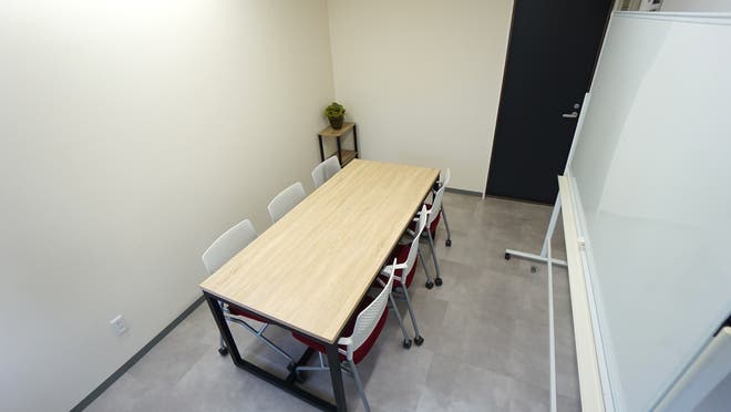 <神田会議室 5-A>神田駅徒歩3分🚃6名収容完全個室✨24時間🈺光回線Wi-Fi📶会議/商談/ワークショップの写真4