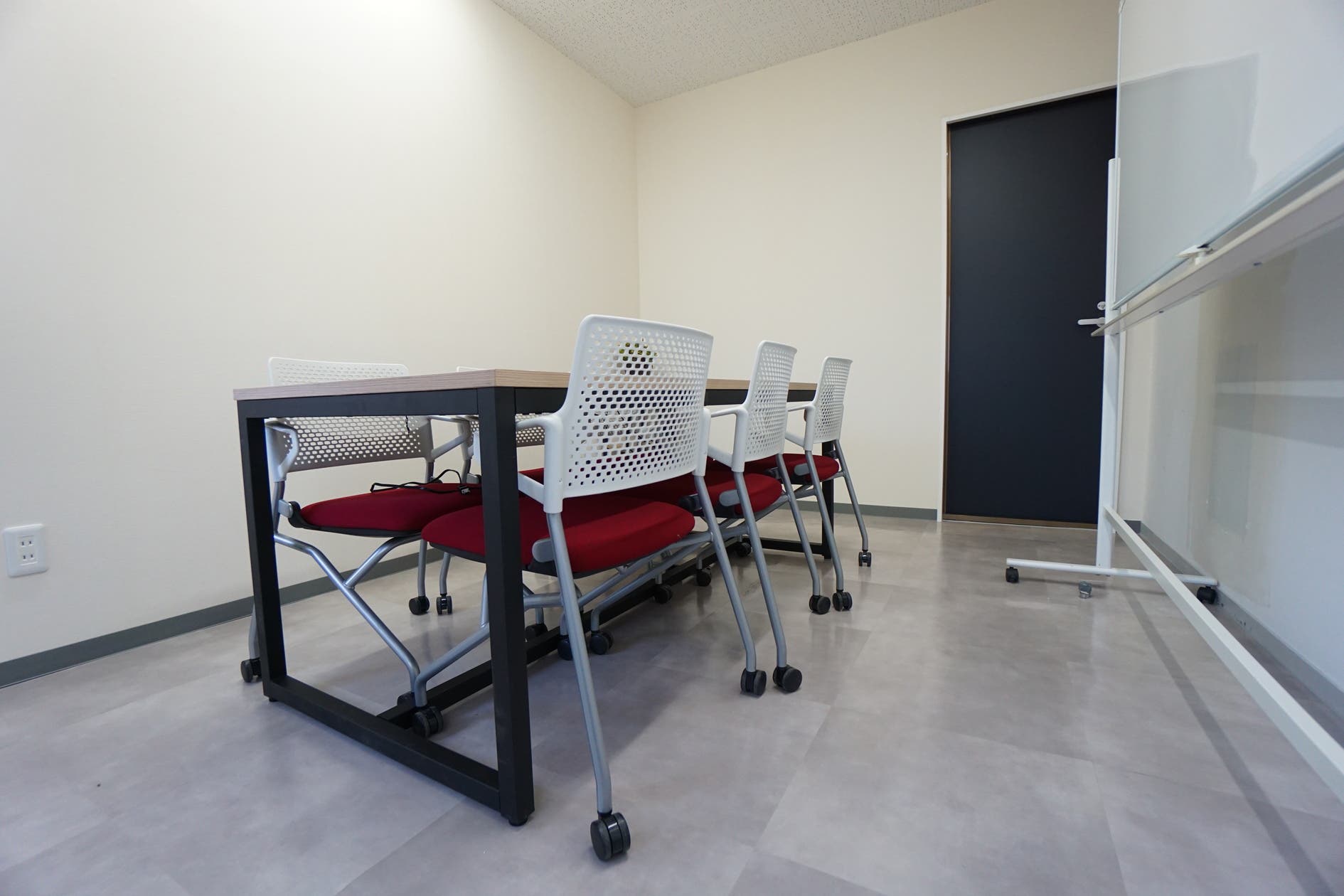 ＜神田会議室 5-A＞神田駅徒歩1分🚃6名収容完全個室✨24時間🈺光回線Wi-Fi📶会議/商談/ワークショップの写真5