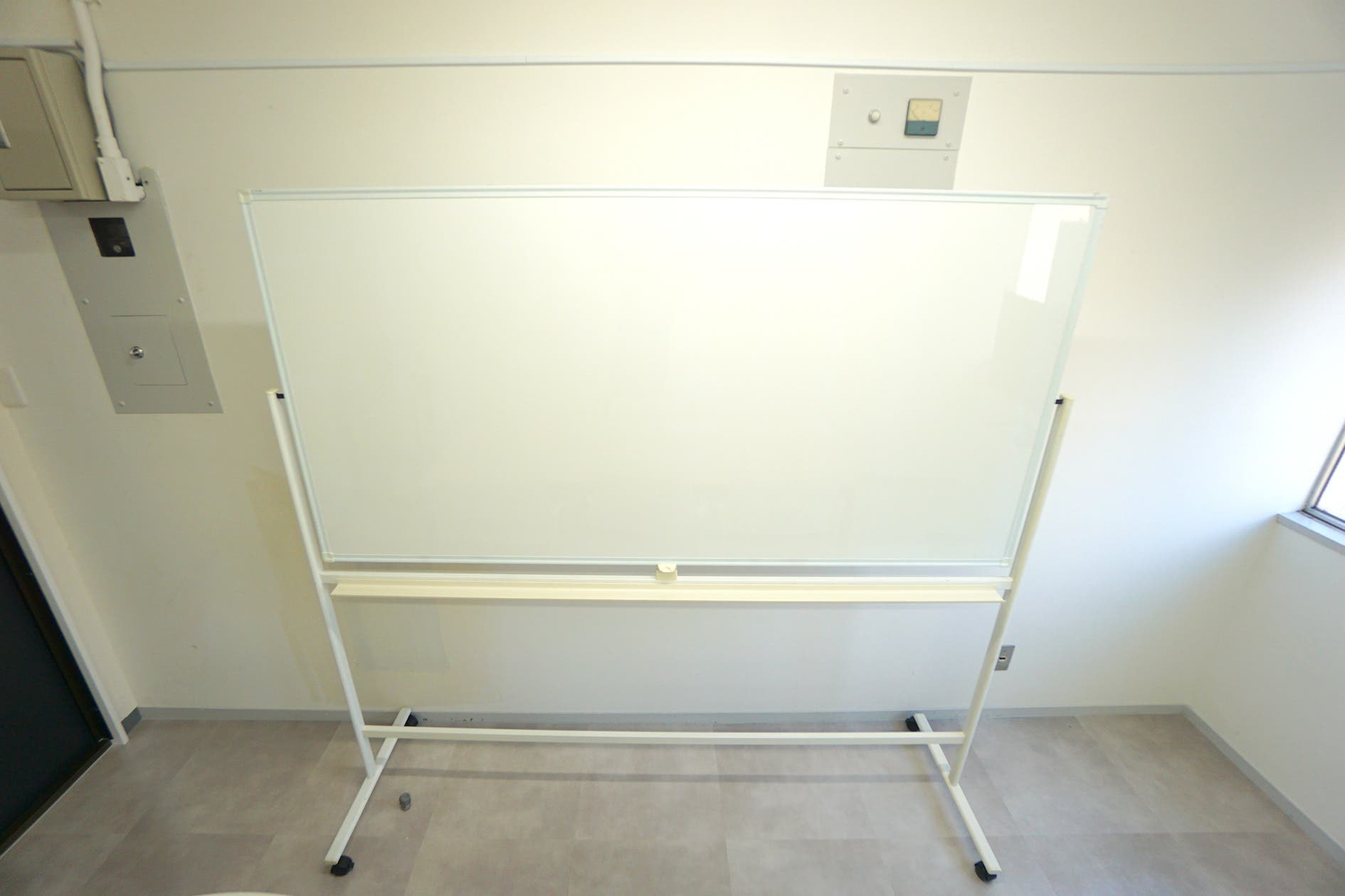 ＜神田会議室 5-A＞神田駅徒歩1分🚃6名収容完全個室✨24時間🈺光回線Wi-Fi📶会議/商談/ワークショップの写真6