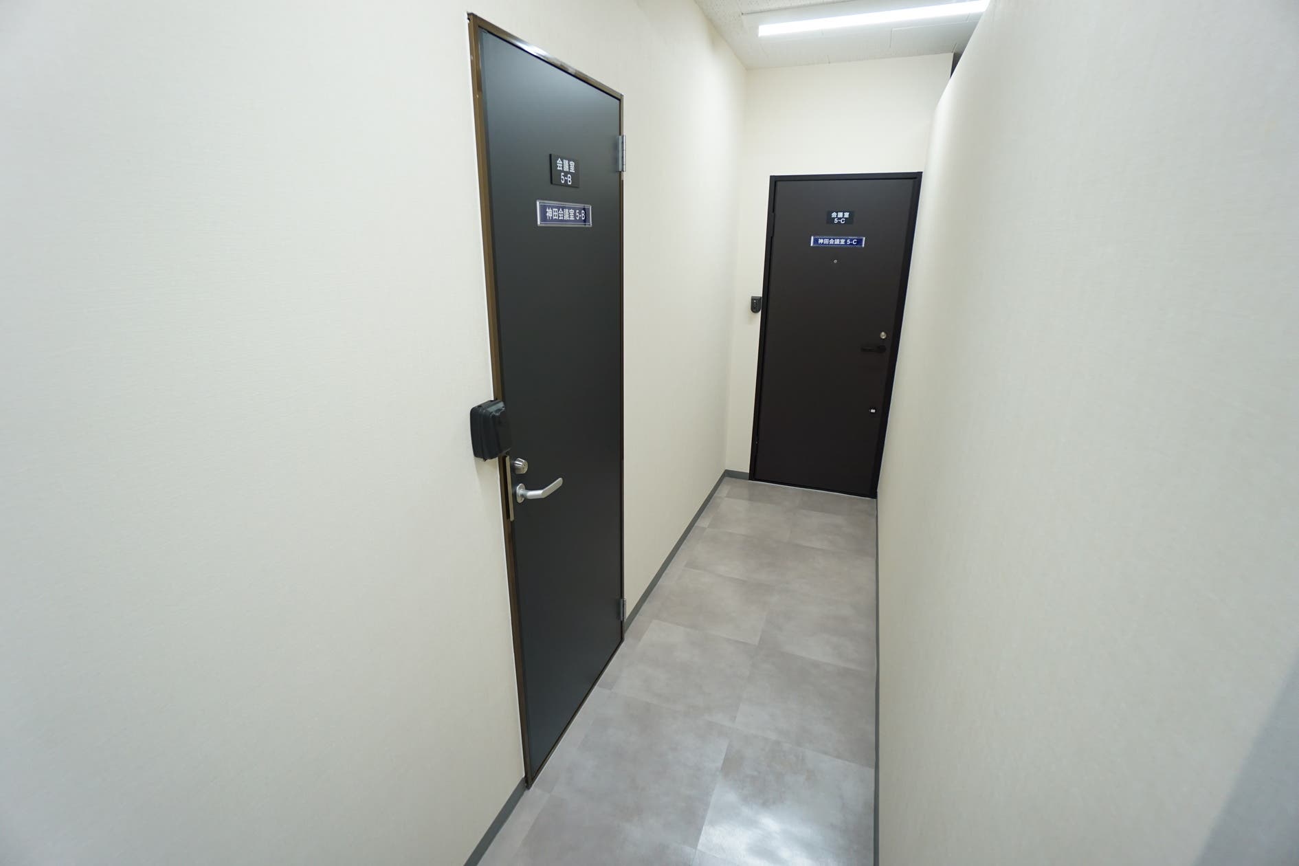 ＜神田会議室 5-A＞神田駅徒歩1分🚃6名収容完全個室✨24時間🈺光回線Wi-Fi📶会議/商談/ワークショップの写真9