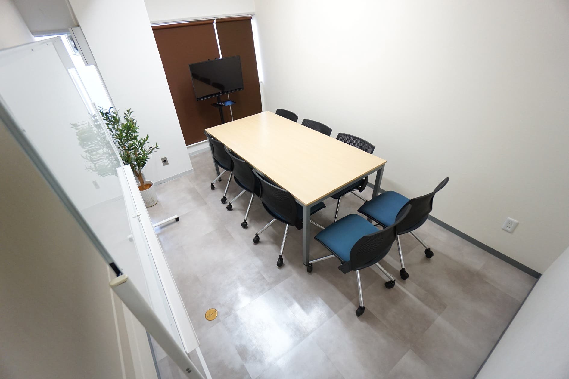 ＜神田会議室 5-B＞神田駅徒歩1分🚃8名収容完全個室✨24時間🈺光回線Wi-Fi📶会議/商談/ワークショップの写真2