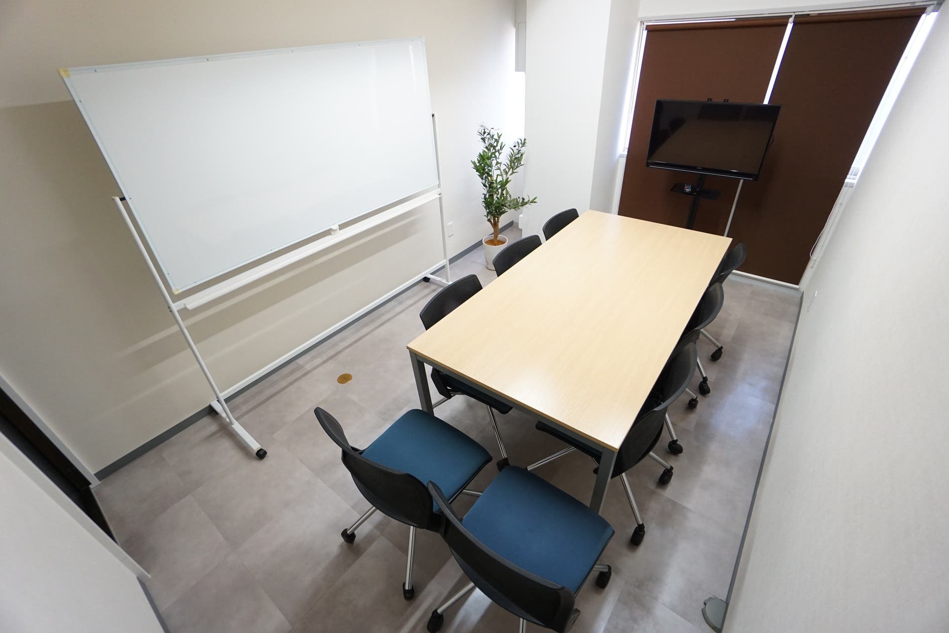 ＜神田会議室 5-B＞神田駅徒歩1分🚃8名収容完全個室✨24時間🈺光回線Wi-Fi📶会議/商談/ワークショップの写真1