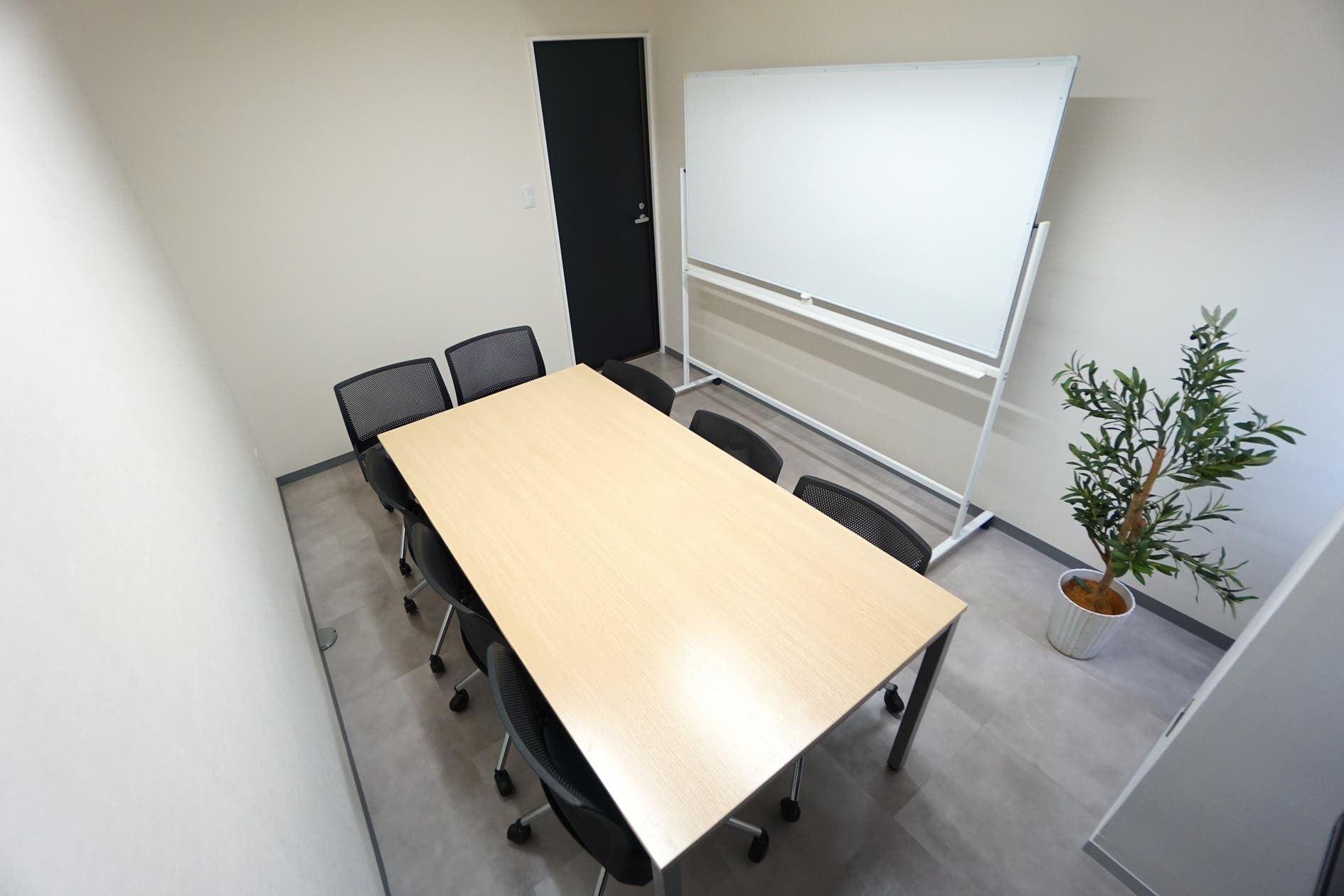 ＜神田会議室 5-B＞神田駅徒歩1分🚃8名収容完全個室✨24時間🈺光回線Wi-Fi📶会議/商談/ワークショップの写真3