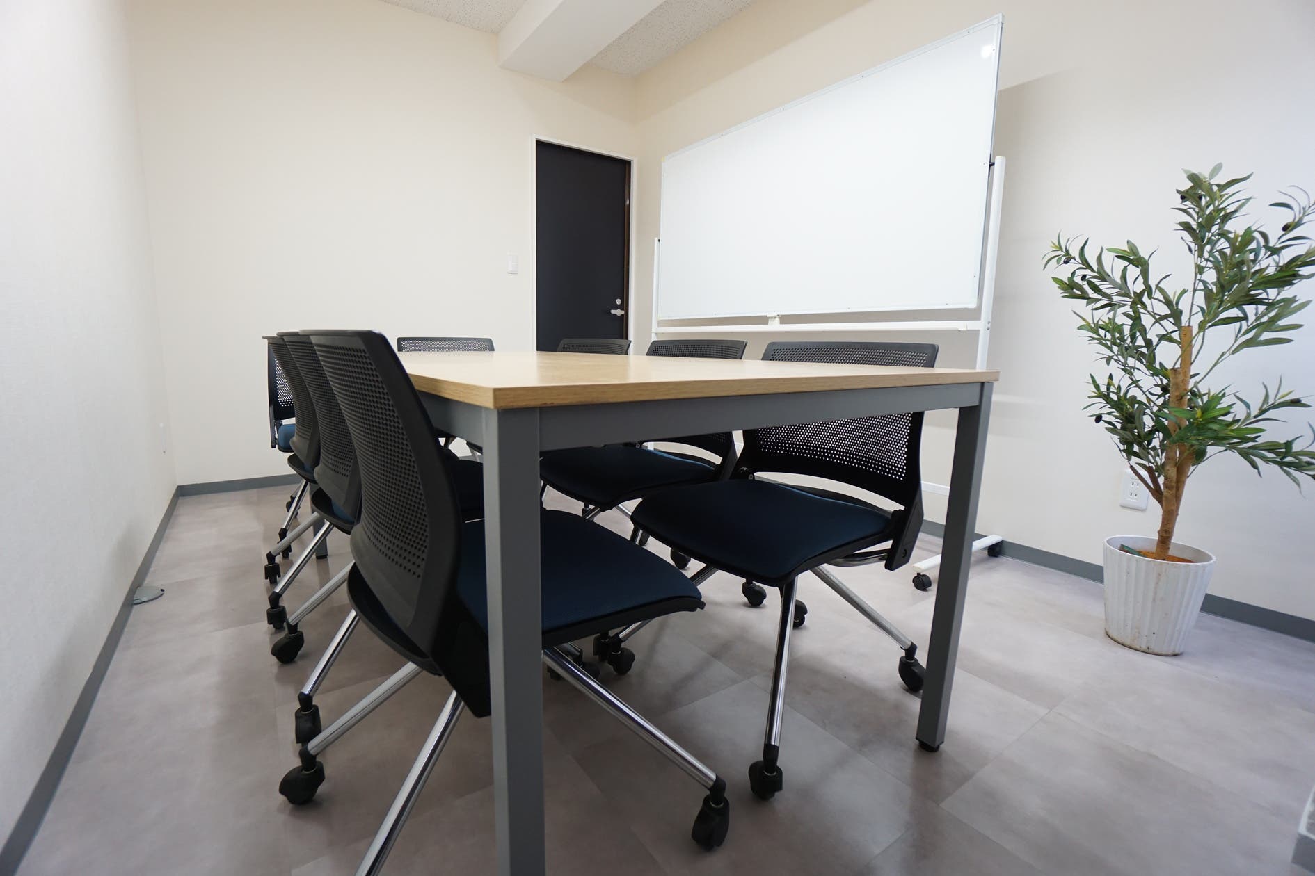 ＜神田会議室 5-B＞神田駅徒歩1分🚃8名収容完全個室✨24時間🈺光回線Wi-Fi📶会議/商談/ワークショップの写真4