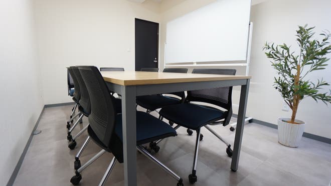 <神田会議室 5-B>神田駅徒歩3分🚃8名収容完全個室✨24時間🈺光回線Wi-Fi📶会議/商談/ワークショップの写真4