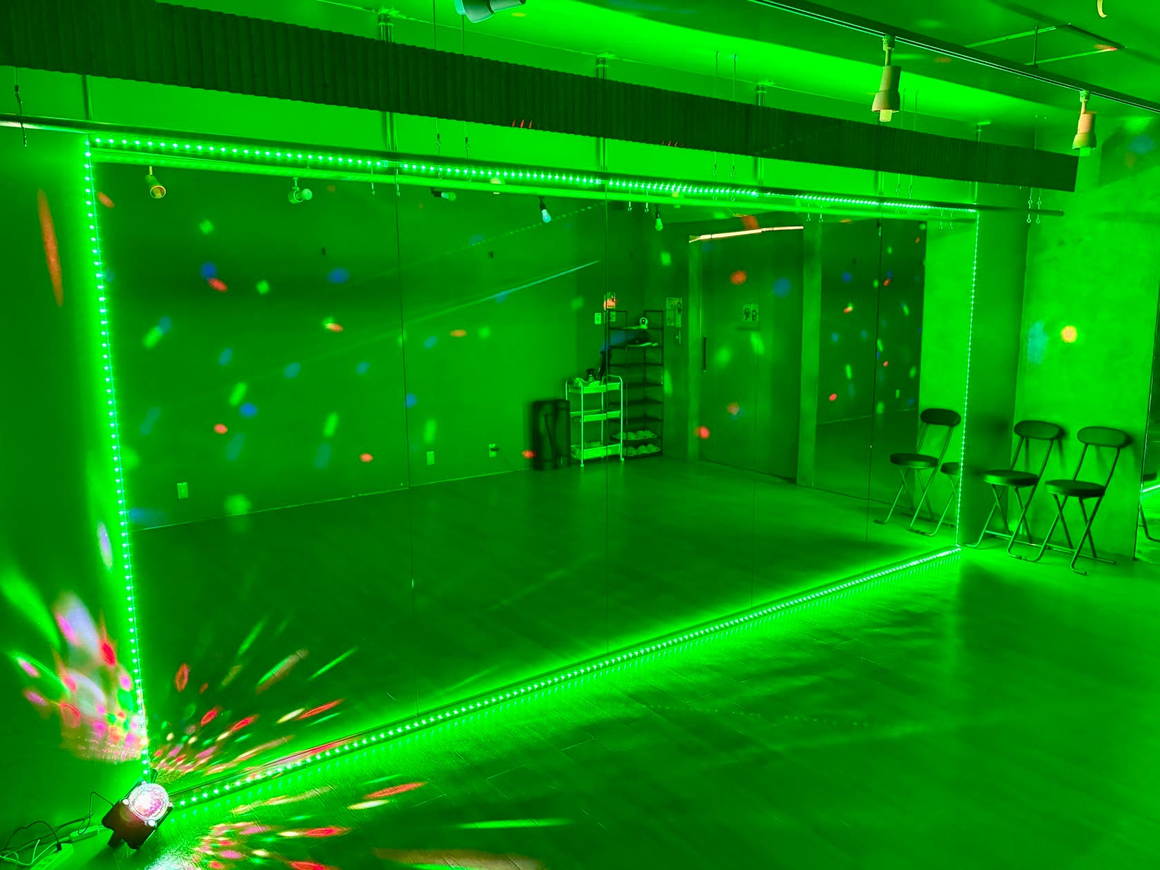 【天文館通駅から徒歩4分♪】七色LEDで心も踊る✨光Wi-Fi♪ジャンプOK！ダンス、撮影、筋トレなどにおススメ♬の写真1