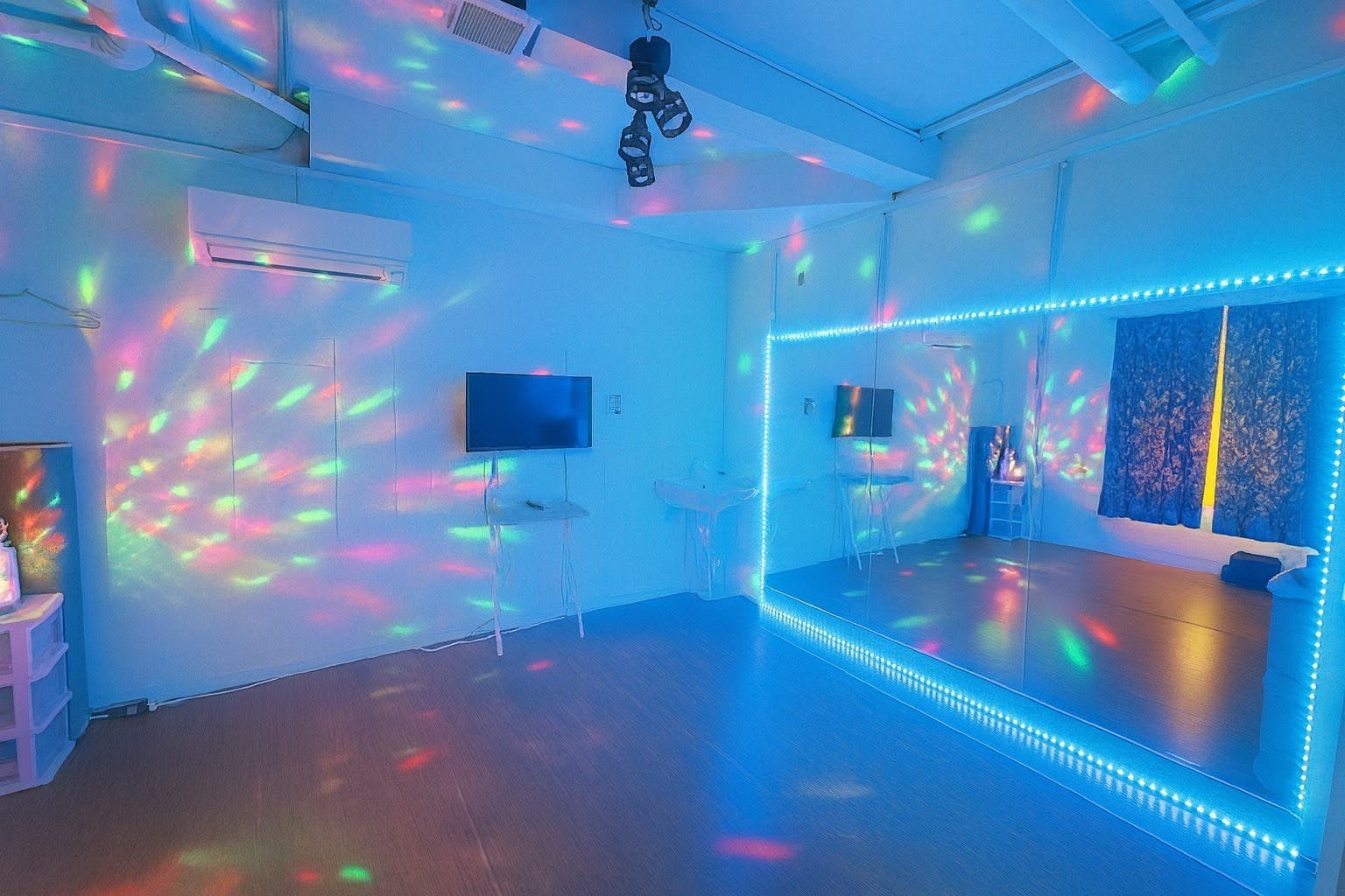 【甲東中学校前電停から徒歩2分】 オープン記念特価中！七色LEDの光の中✨あなただけの集中時間を🍀ダンス、撮影、筋トレなどに♬の写真1