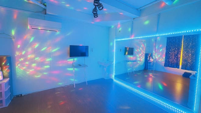 【甲東中学校前電停から徒歩2分】 オープン記念特価中!七色LEDの光の中✨あなただけの集中時間を🍀ダンス、撮影、筋トレなどに♬の写真1