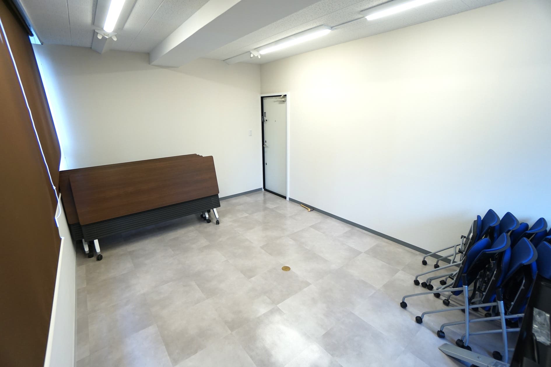 ＜神田会議室 5-C＞神田駅徒歩1分🚃16名収容完全個室✨24時間🈺光回線Wi-Fi📶会議/商談/ワークショップの写真10