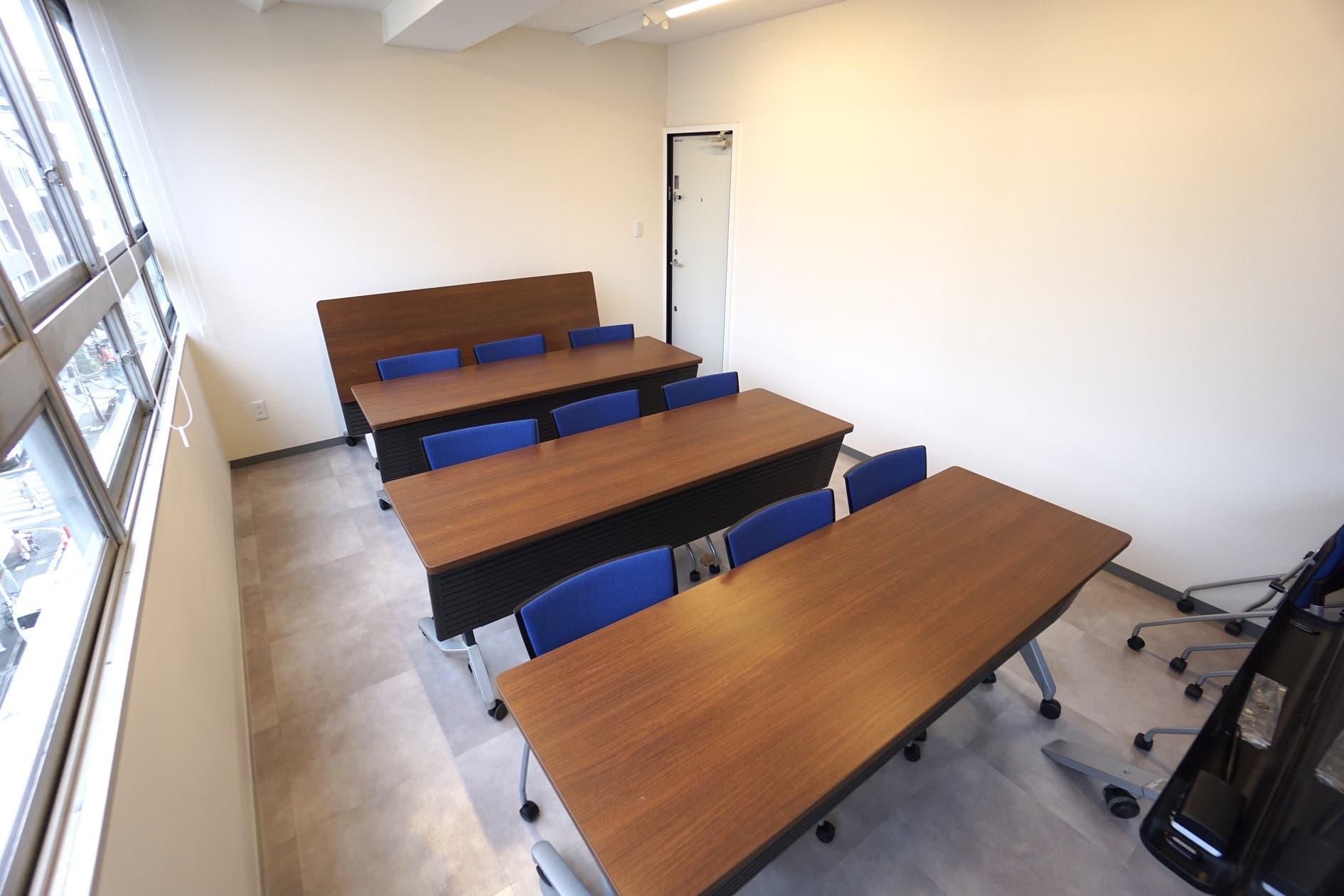 ＜神田会議室 5-C＞神田駅徒歩1分🚃16名収容完全個室✨24時間🈺光回線Wi-Fi📶会議/商談/ワークショップの写真4