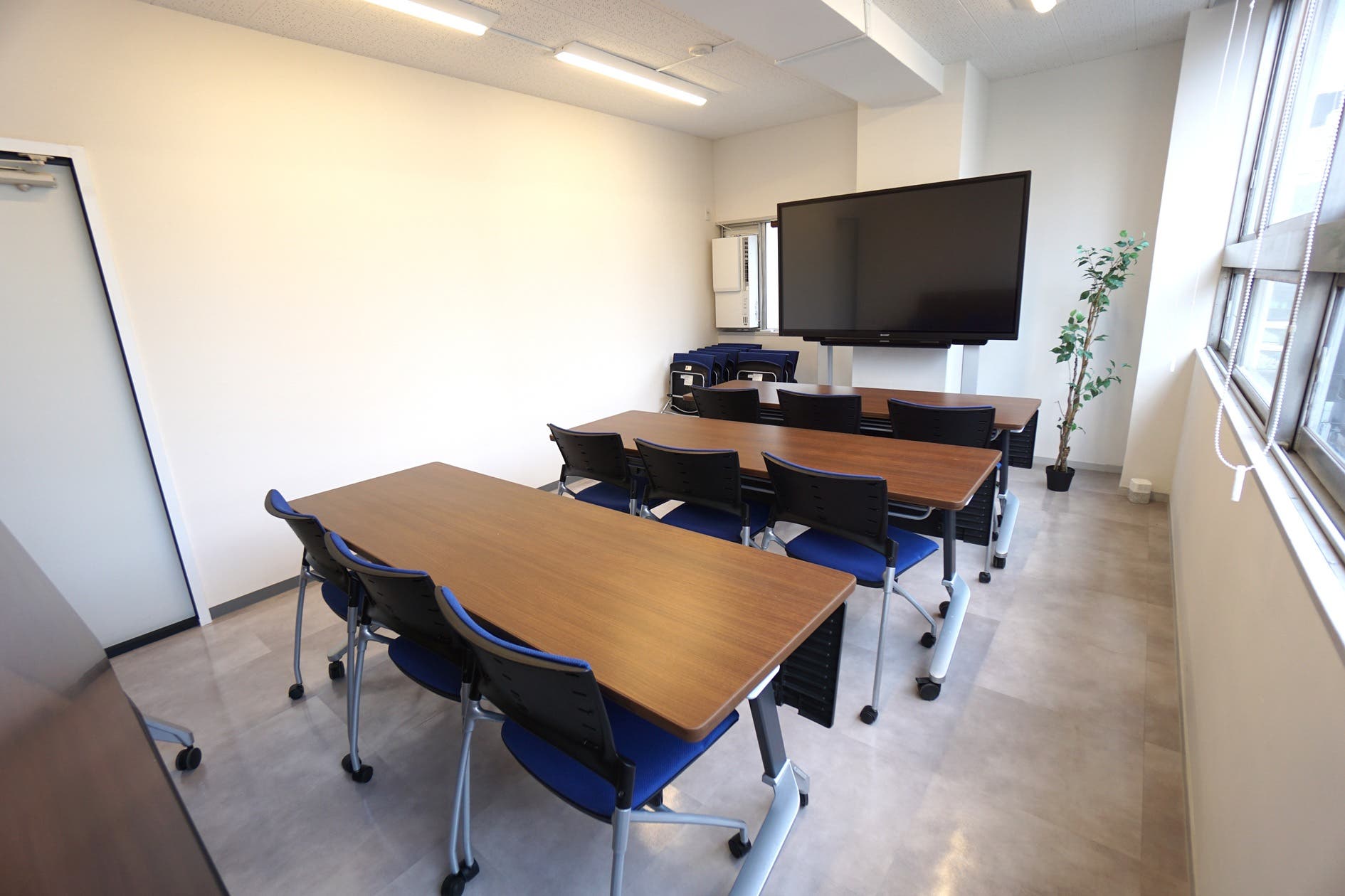 ＜神田会議室 5-C＞神田駅徒歩1分🚃16名収容完全個室✨24時間🈺光回線Wi-Fi📶会議/商談/ワークショップの写真1
