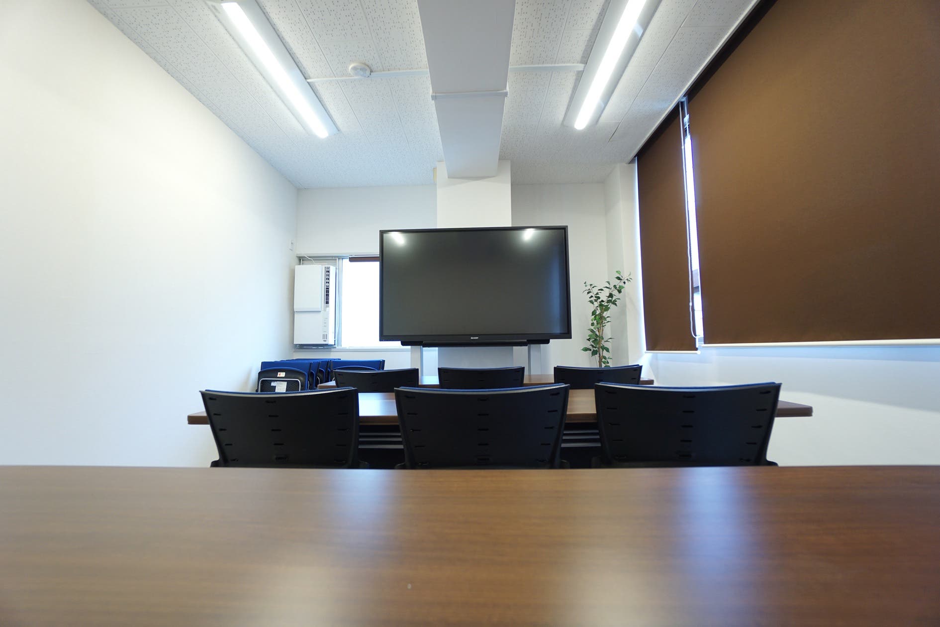 ＜神田会議室 5-C＞神田駅徒歩1分🚃16名収容完全個室✨24時間🈺光回線Wi-Fi📶会議/商談/ワークショップの写真3