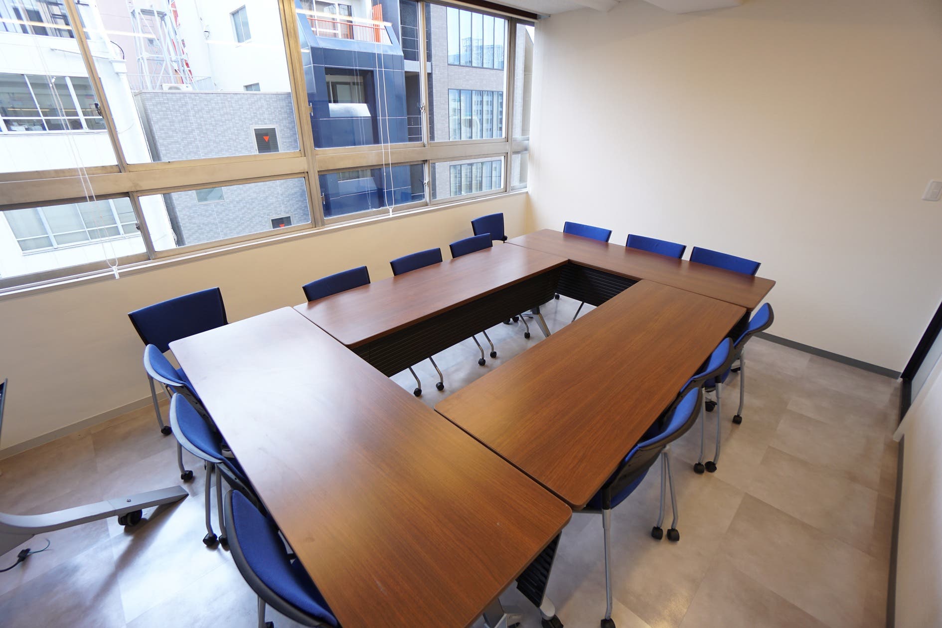 ＜神田会議室 5-C＞神田駅徒歩1分🚃16名収容完全個室✨24時間🈺光回線Wi-Fi📶会議/商談/ワークショップの写真5