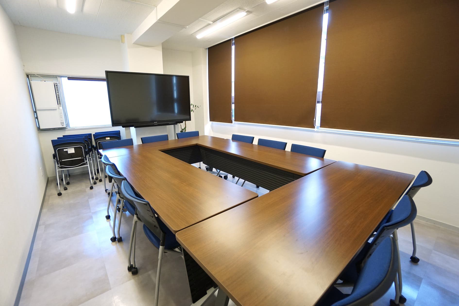 ＜神田会議室 5-C＞神田駅徒歩1分🚃16名収容完全個室✨24時間🈺光回線Wi-Fi📶会議/商談/ワークショップの写真6