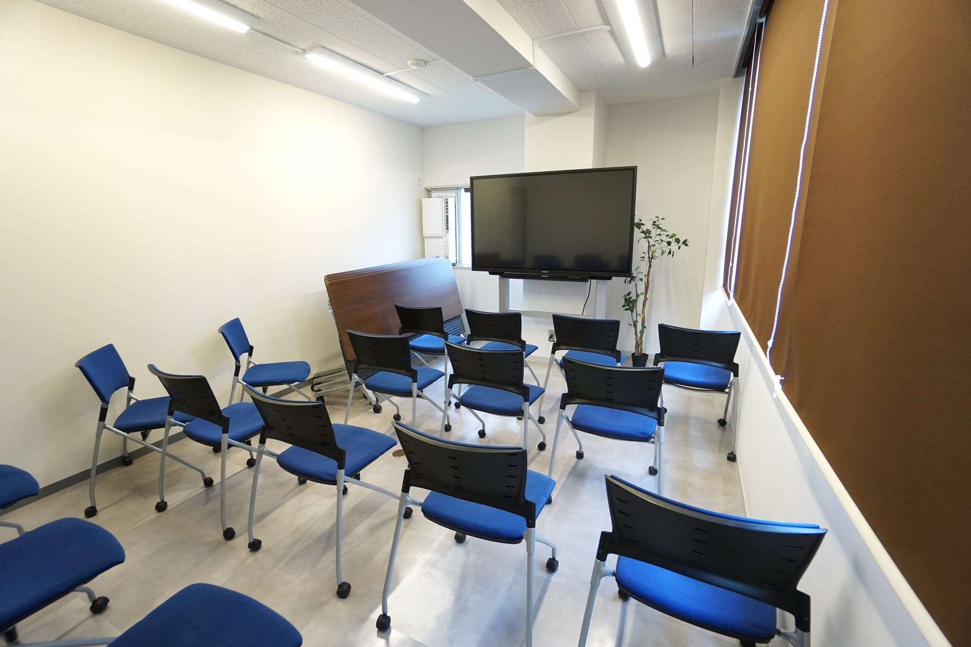 ＜神田会議室 5-C＞神田駅徒歩1分🚃16名収容完全個室✨24時間🈺光回線Wi-Fi📶会議/商談/ワークショップの写真7