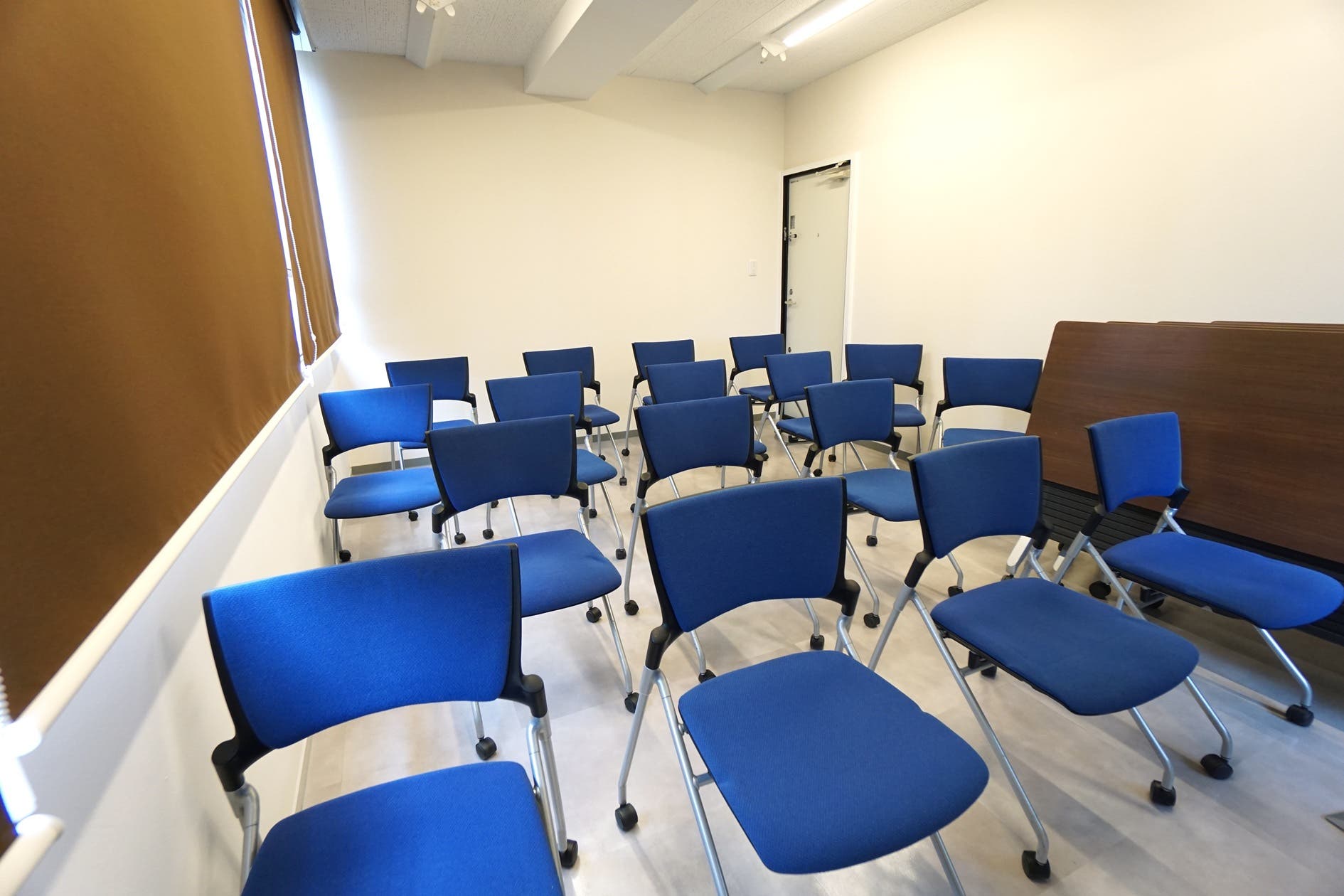 ＜神田会議室 5-C＞神田駅徒歩1分🚃16名収容完全個室✨24時間🈺光回線Wi-Fi📶会議/商談/ワークショップの写真8