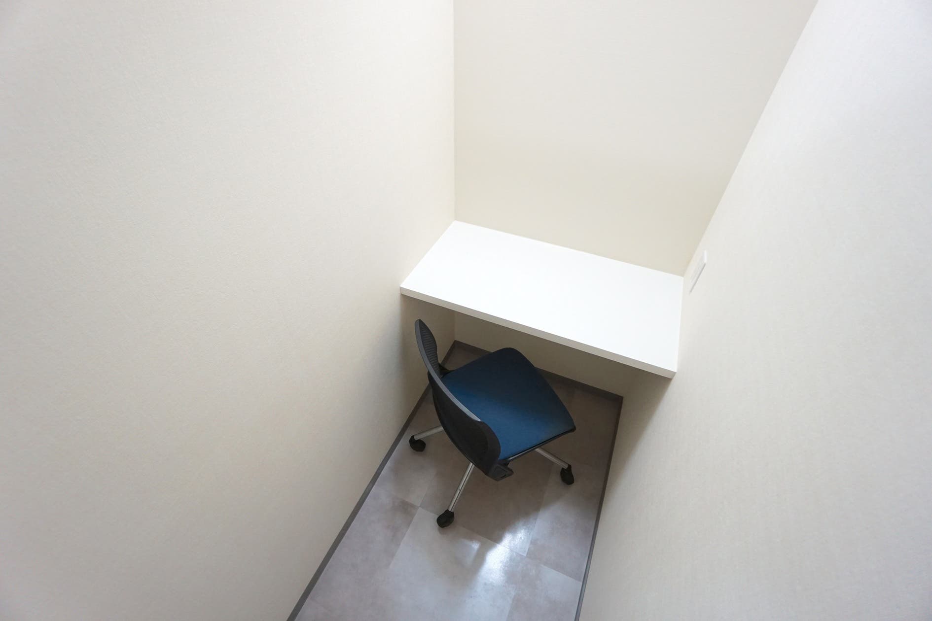 ＜神田会議室ワーク515＞神田駅徒歩1分🚃1名用半個室🚪24時間🈺光回線Wi-Fi📶電源🔌テレワーク/Web会議/作業の写真1