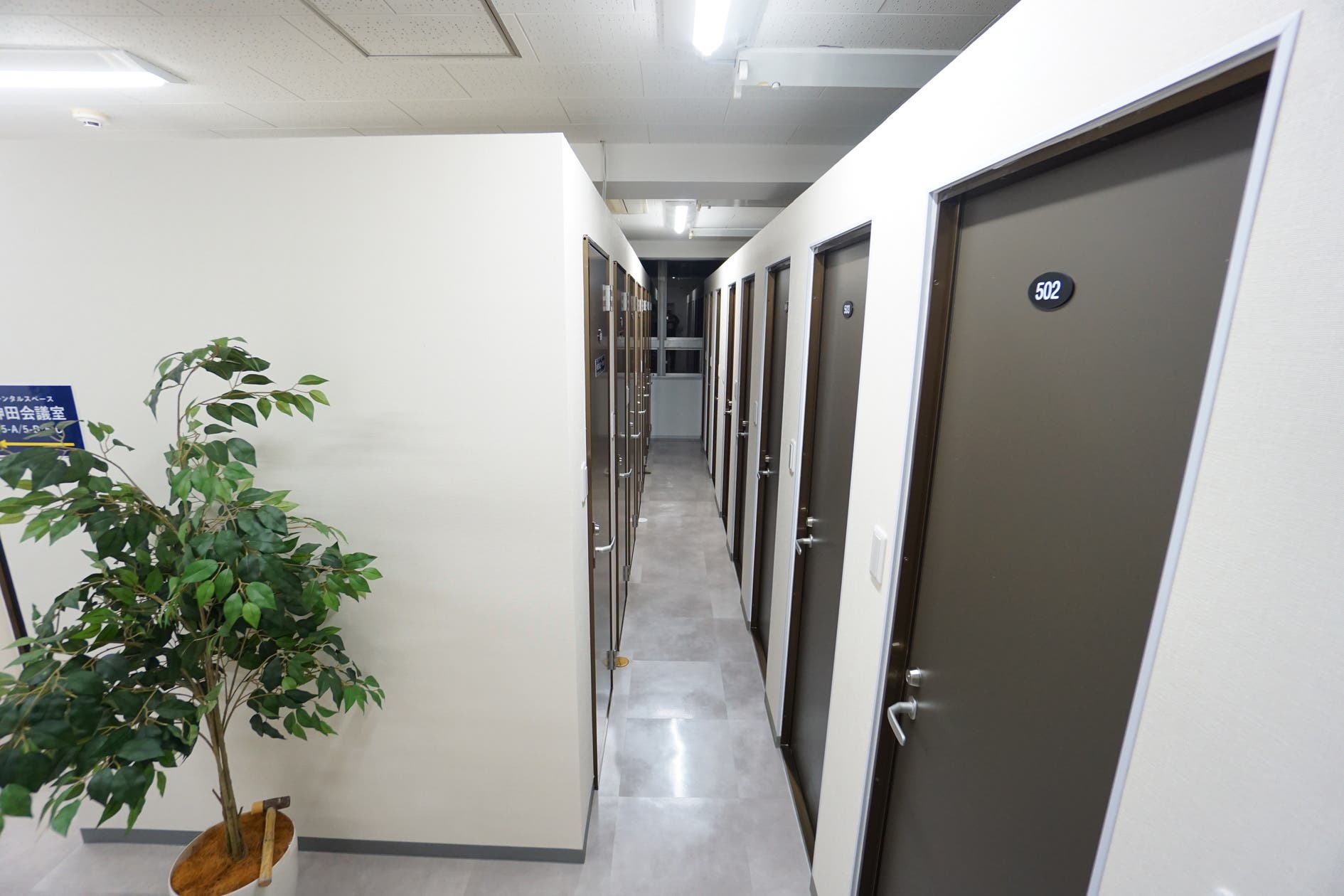 ＜神田会議室ワーク515＞神田駅徒歩1分🚃1名用半個室🚪24時間🈺光回線Wi-Fi📶電源🔌テレワーク/Web会議/作業の写真7