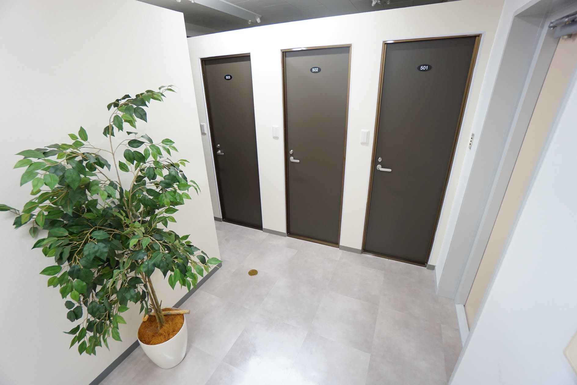 ＜神田会議室ワーク515＞神田駅徒歩1分🚃1名用半個室🚪24時間🈺光回線Wi-Fi📶電源🔌テレワーク/Web会議/作業の写真6