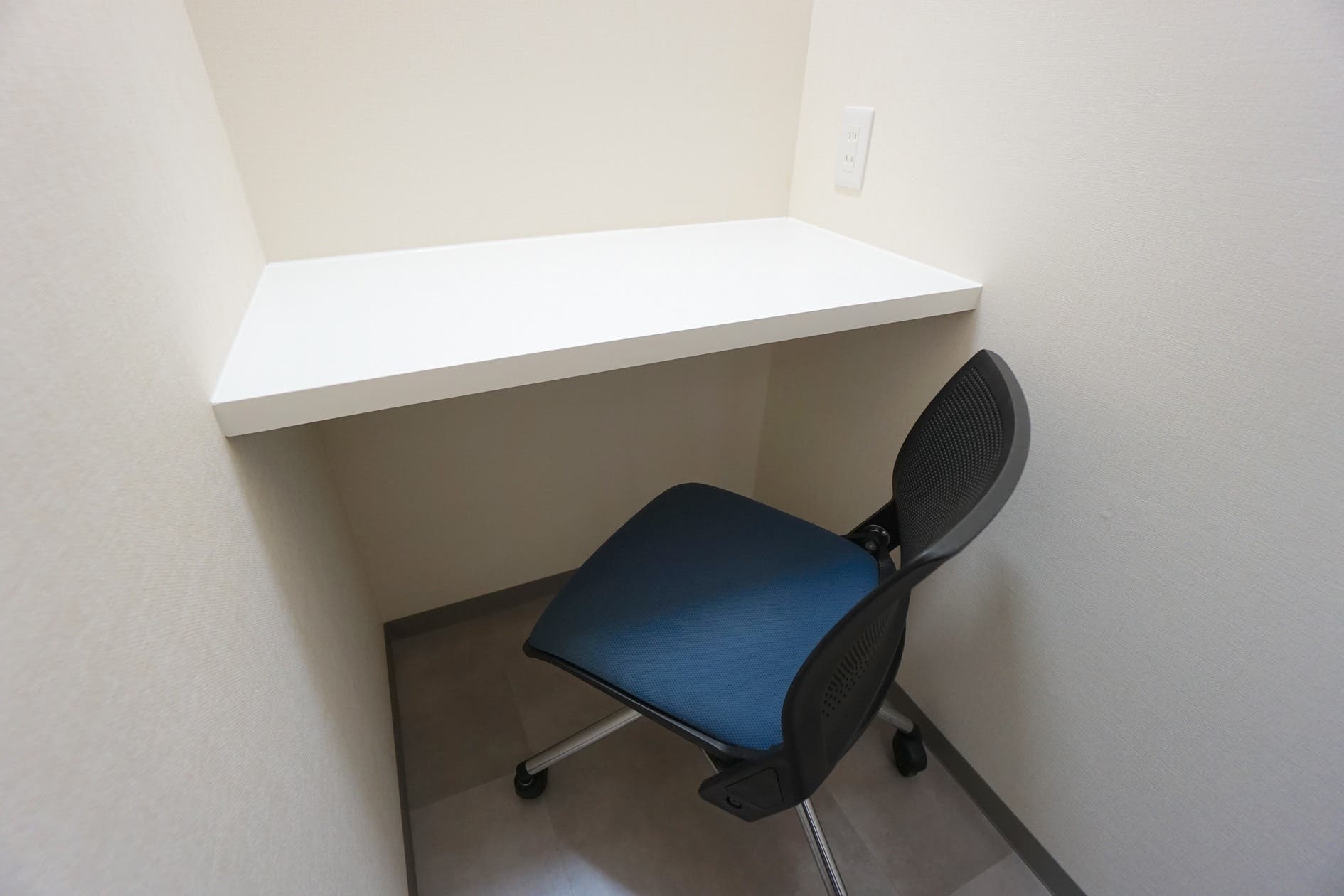 ＜神田会議室ワーク516＞神田駅徒歩1分🚃1名用半個室🚪24時間🈺光回線Wi-Fi📶電源🔌テレワーク/Web会議/作業の写真2