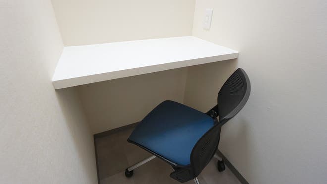 <神田会議室ワーク516>神田駅徒歩3分🚃1名用半個室🚪24時間🈺光回線Wi-Fi📶電源🔌テレワーク/Web会議/作業の写真2