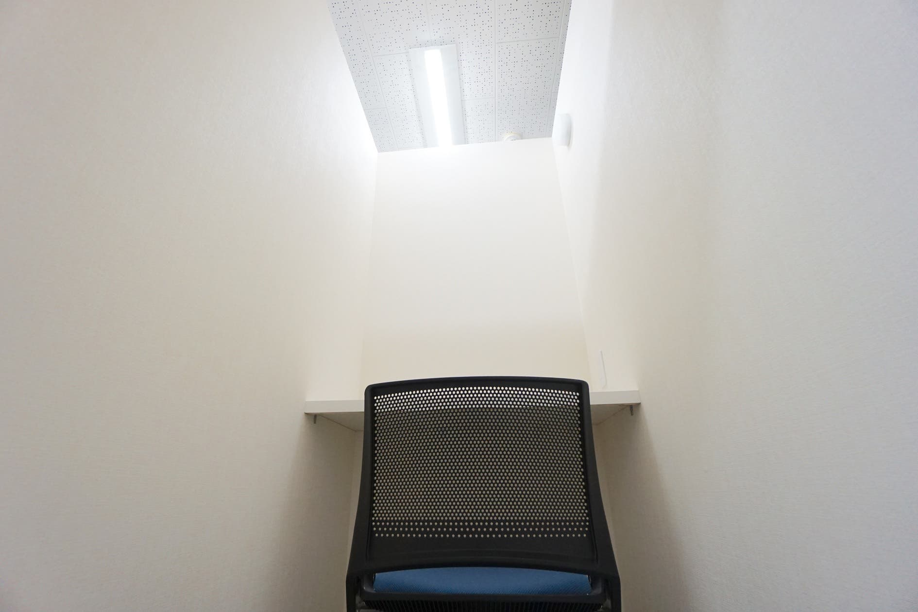 ＜神田会議室ワーク516＞神田駅徒歩1分🚃1名用半個室🚪24時間🈺光回線Wi-Fi📶電源🔌テレワーク/Web会議/作業の写真3