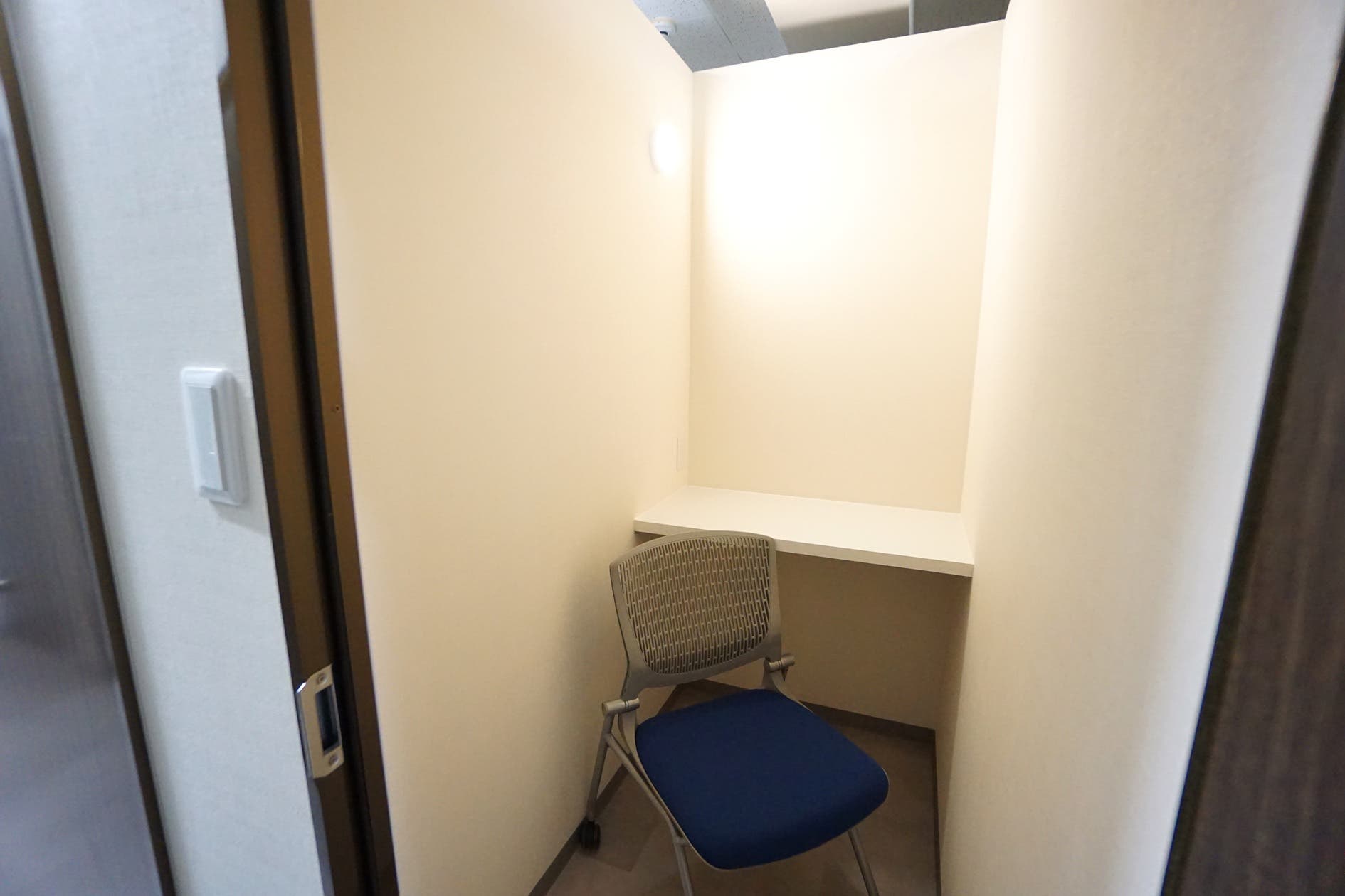 ＜神田会議室ワーク516＞神田駅徒歩1分🚃1名用半個室🚪24時間🈺光回線Wi-Fi📶電源🔌テレワーク/Web会議/作業の写真5