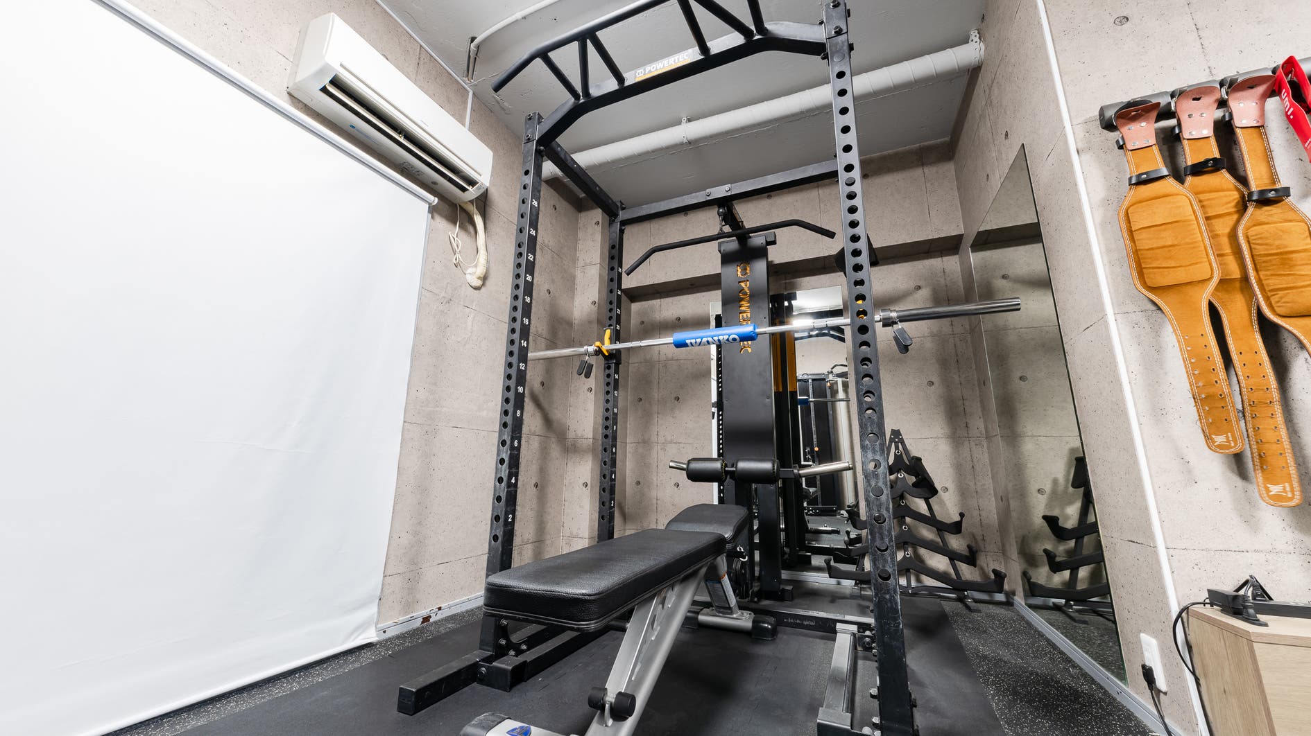 【池袋駅4分】1日1回スタッフ完全清掃のハイクオリティレンタルジムの写真1