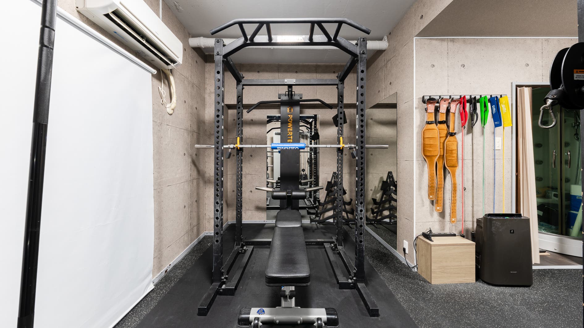 【池袋駅4分】1日1回スタッフ完全清掃のハイクオリティレンタルジムの写真2