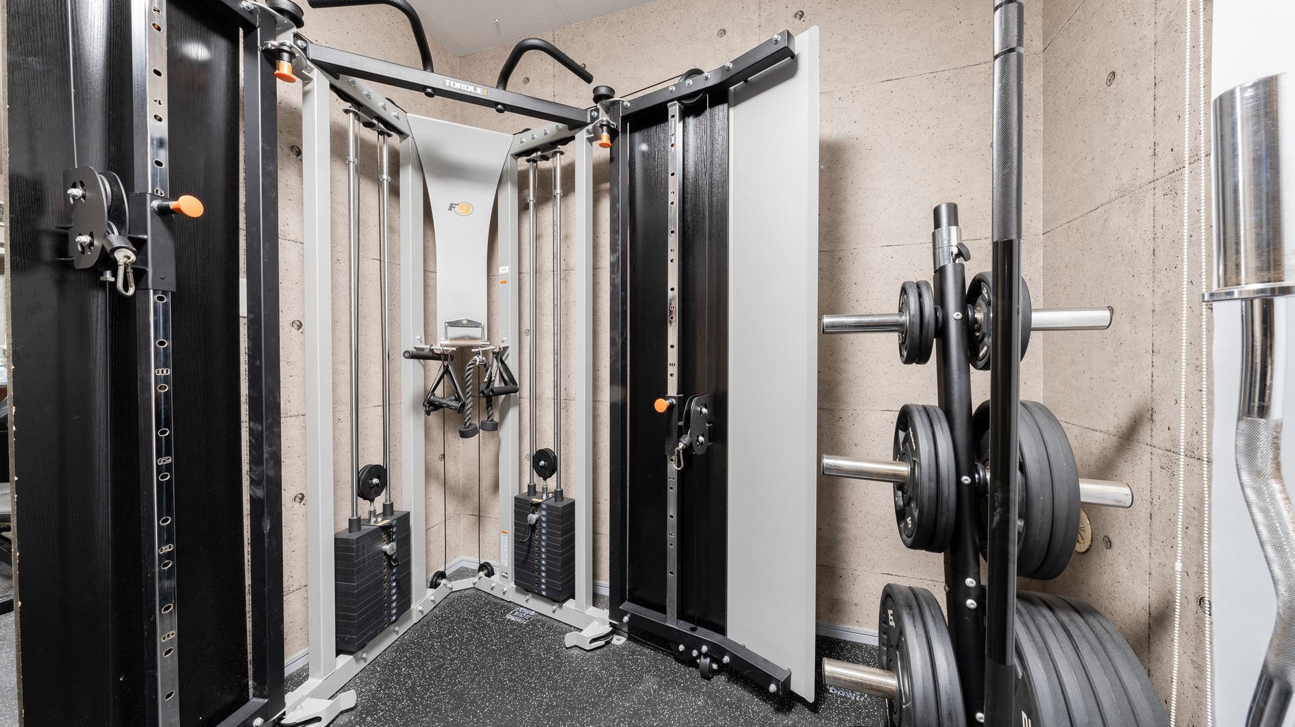 【池袋駅4分】1日1回スタッフ完全清掃のハイクオリティレンタルジムの写真3