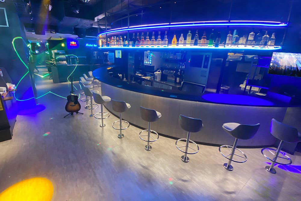 三宮でDJ体験！カラオケ×DJブースの新感覚スペースの写真1