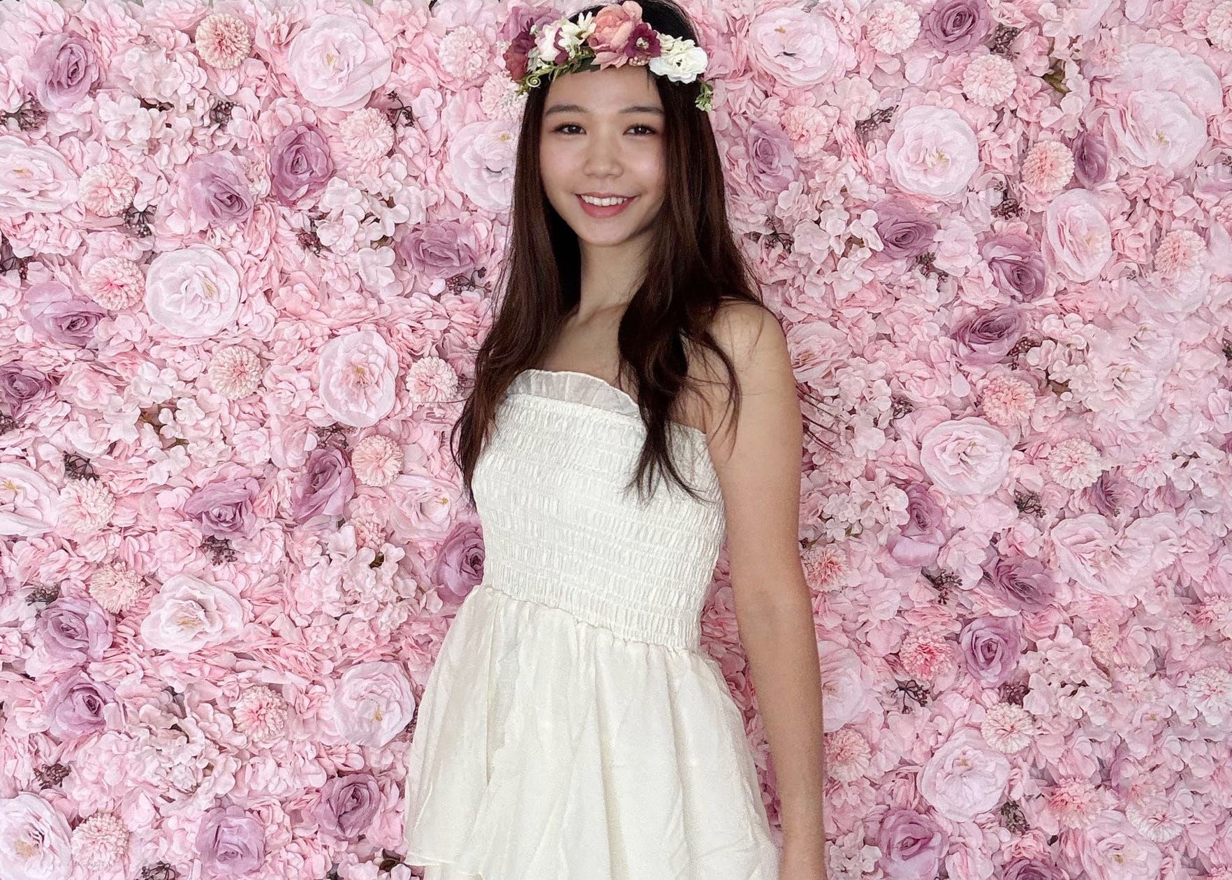 【渋谷・三軒茶屋エリア】駅チカ・自然光たっぷり白壁×バラ背景撮影スタジオ｜ポートレート・ファッション・商品・SNS撮影の写真3