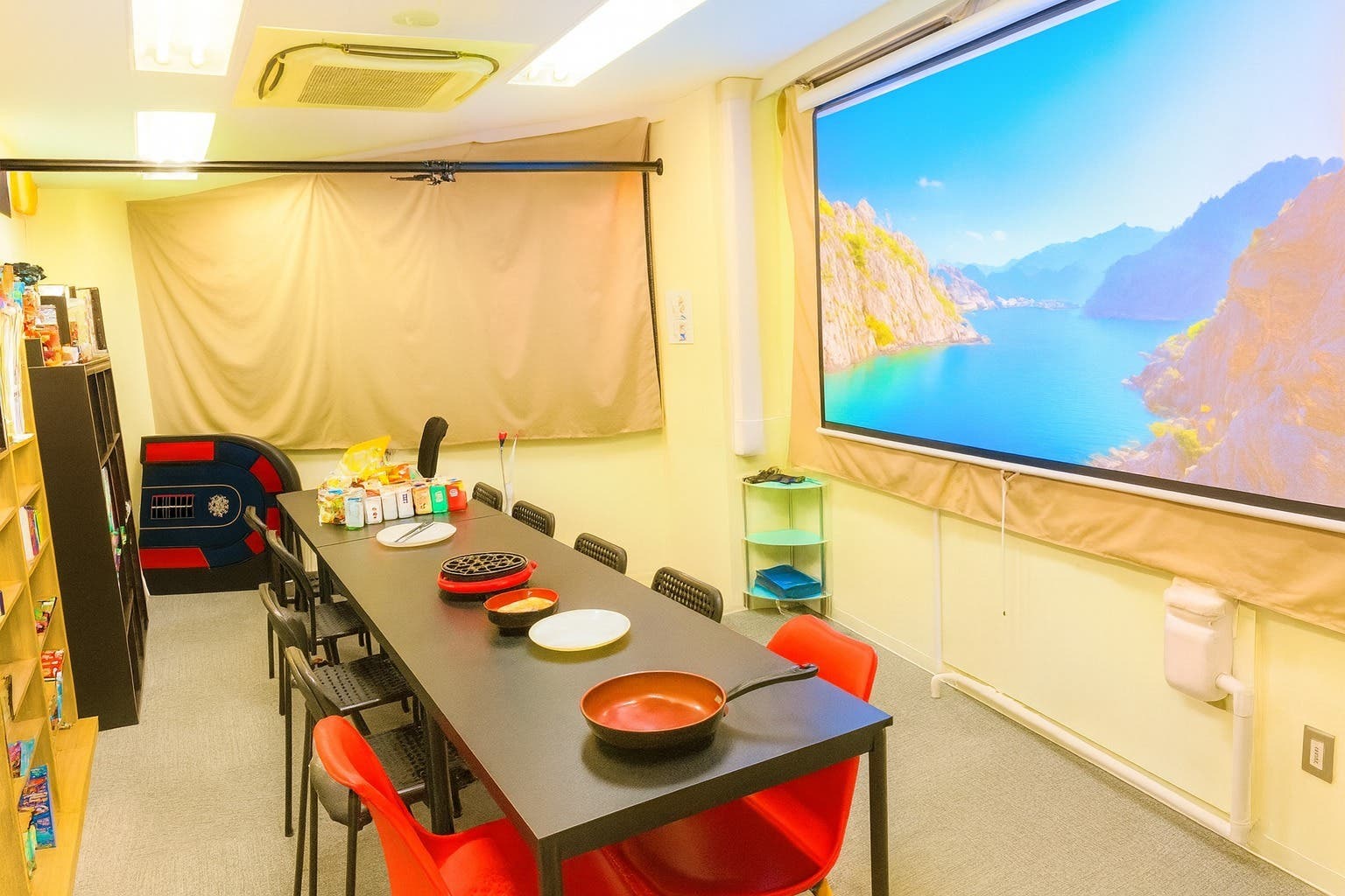 【OPEN記念】四谷三丁目/駅1分/キッチン/100㌅プロジェクター/高速wifi/会議/女子会/パーティ/交流会/ボードゲームの写真1