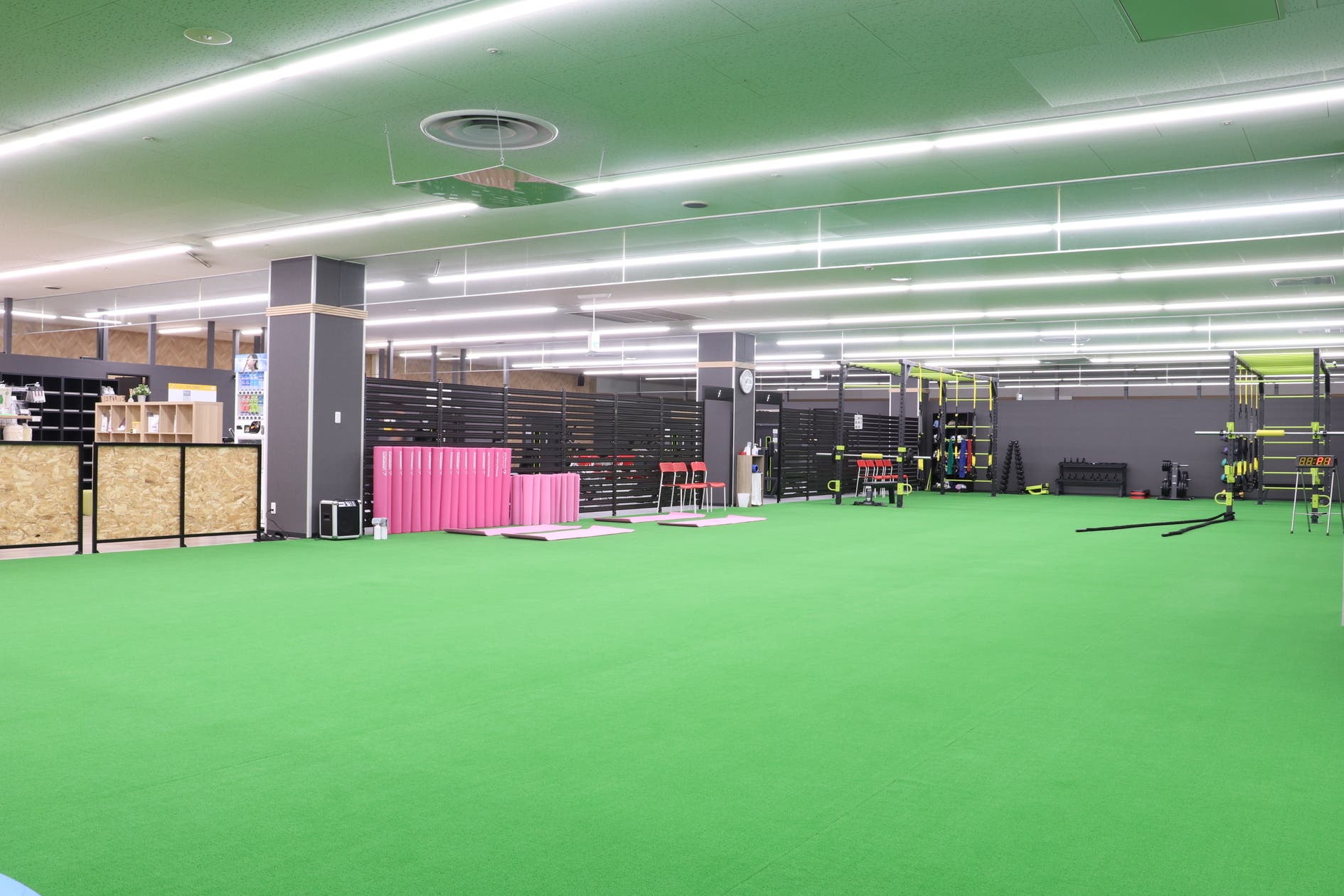 590㎡と県内最大級の広さ！ヨガ、ダンス、サークル、フィットネスジムまで対応のマルチスペース（ウェルベース山形）の写真1