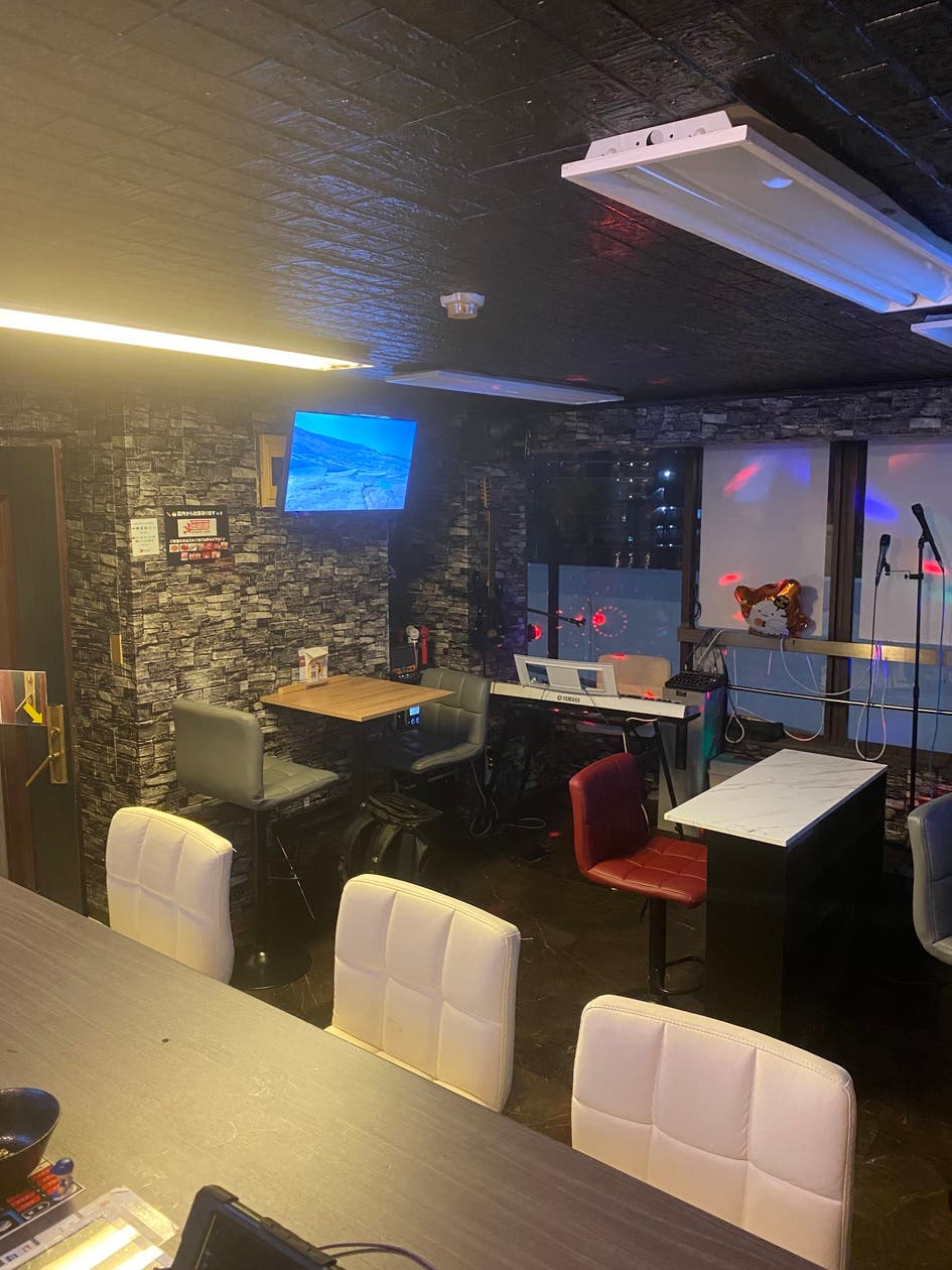 鶴見駅徒歩2分の隠れ家的BAR空間を貸切♪カラオケや楽器も楽しめる特別な場所🎶の写真1