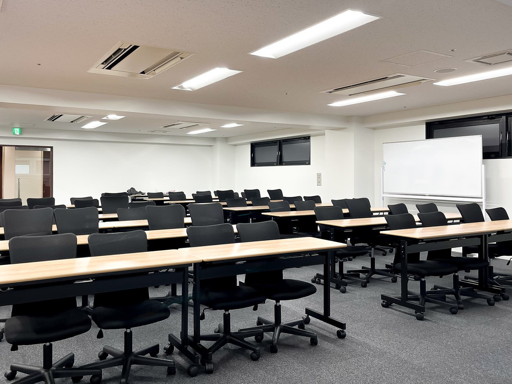 【大会議室 Lab. B 最大56名収容可能】新橋駅徒歩1分・内幸町1分！完全貸切スペース・会議/セミナーにおすすめの大会議室の写真2