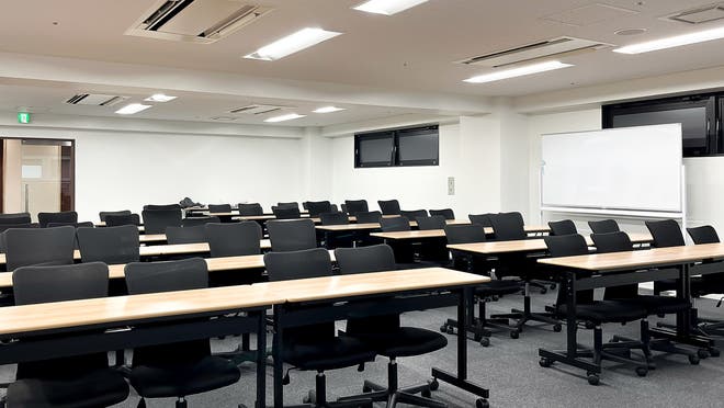 【大会議室 Lab. B 最大56名収容可能】新橋駅徒歩1分・内幸町1分!完全貸切スペース・会議/セミナーにおすすめの大会議室の写真2