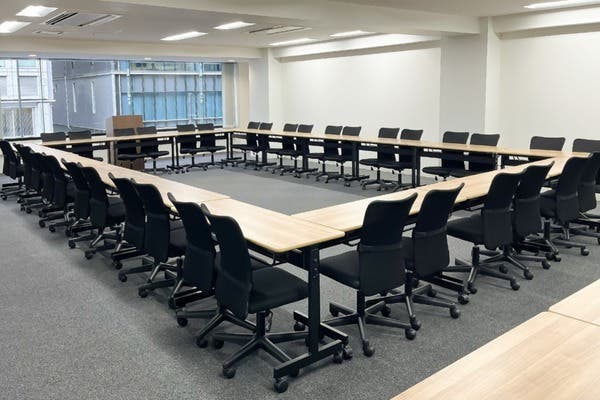 【大会議室 Lab. B 最大56名収容可能】新橋駅徒歩1分・内幸町1分！完全貸切スペース・会議/セミナーにおすすめの大会議室の写真4