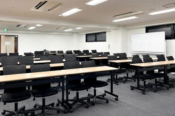 【大会議室 Lab. A 最大56名収容可能】新橋駅徒歩1分・内幸町1分！完全貸切スペース・会議/セミナーにおすすめの大会議室の写真3