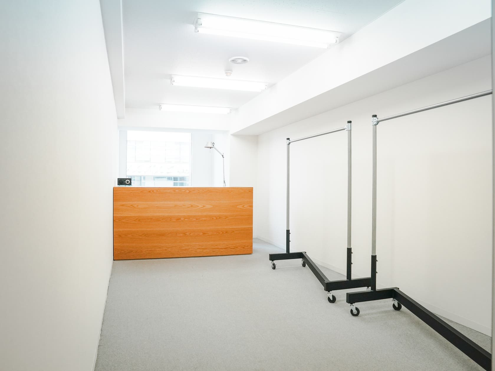 ポップアップ・展示会・個展に最適なミニマルなデザインスタジオの写真1