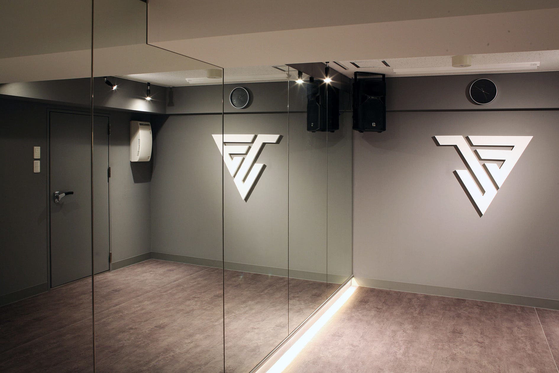 【東新宿駅 徒歩3分】防音完備✨ダンス・ヨガ・ボーカル練習＆撮影スタジオの写真1