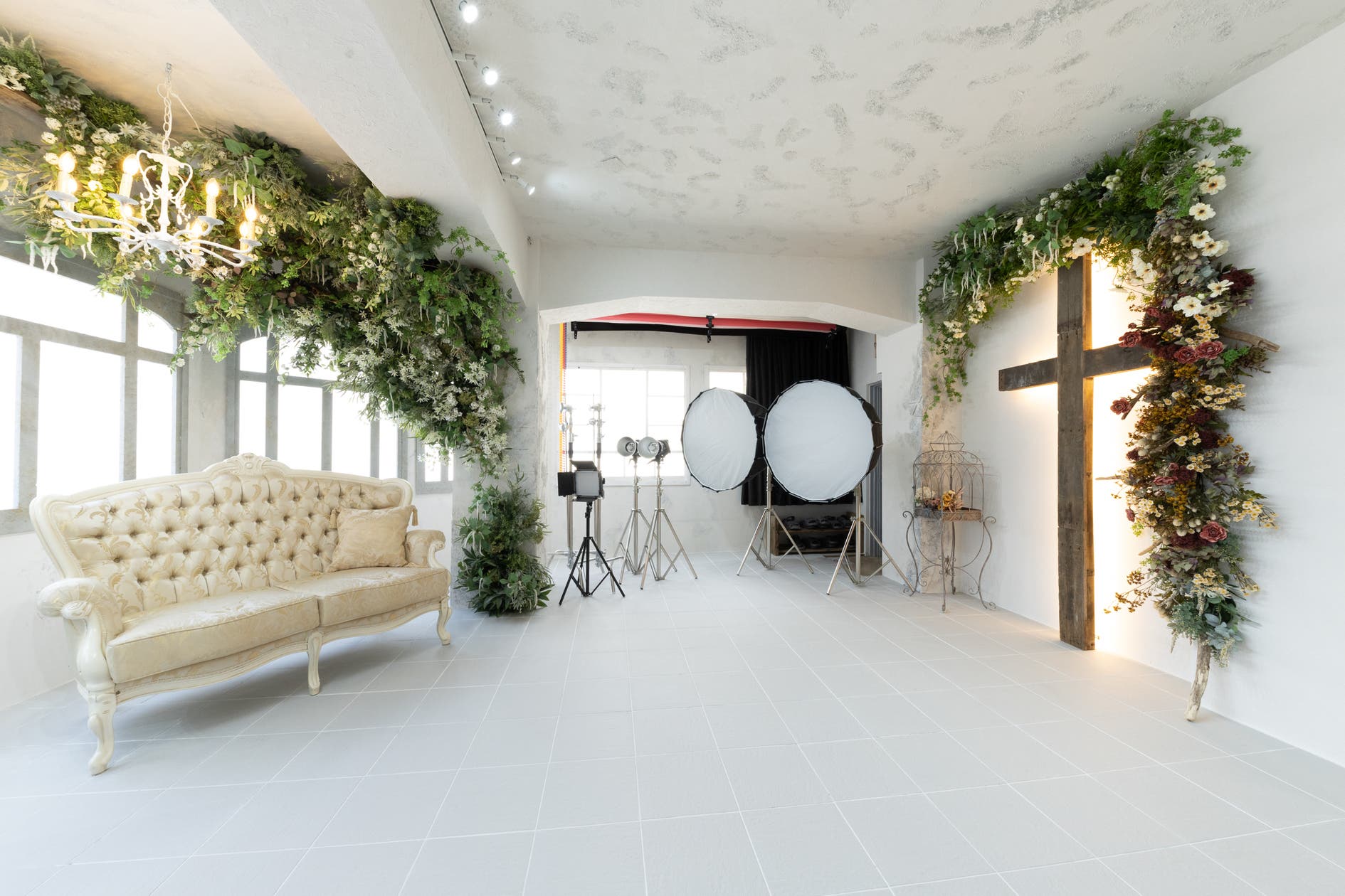 【OPEN記念割引価格】ウェディングドレス60着【無料で】着放題の花とクロスに囲まれたデザイナーズ撮影スタジオの写真2