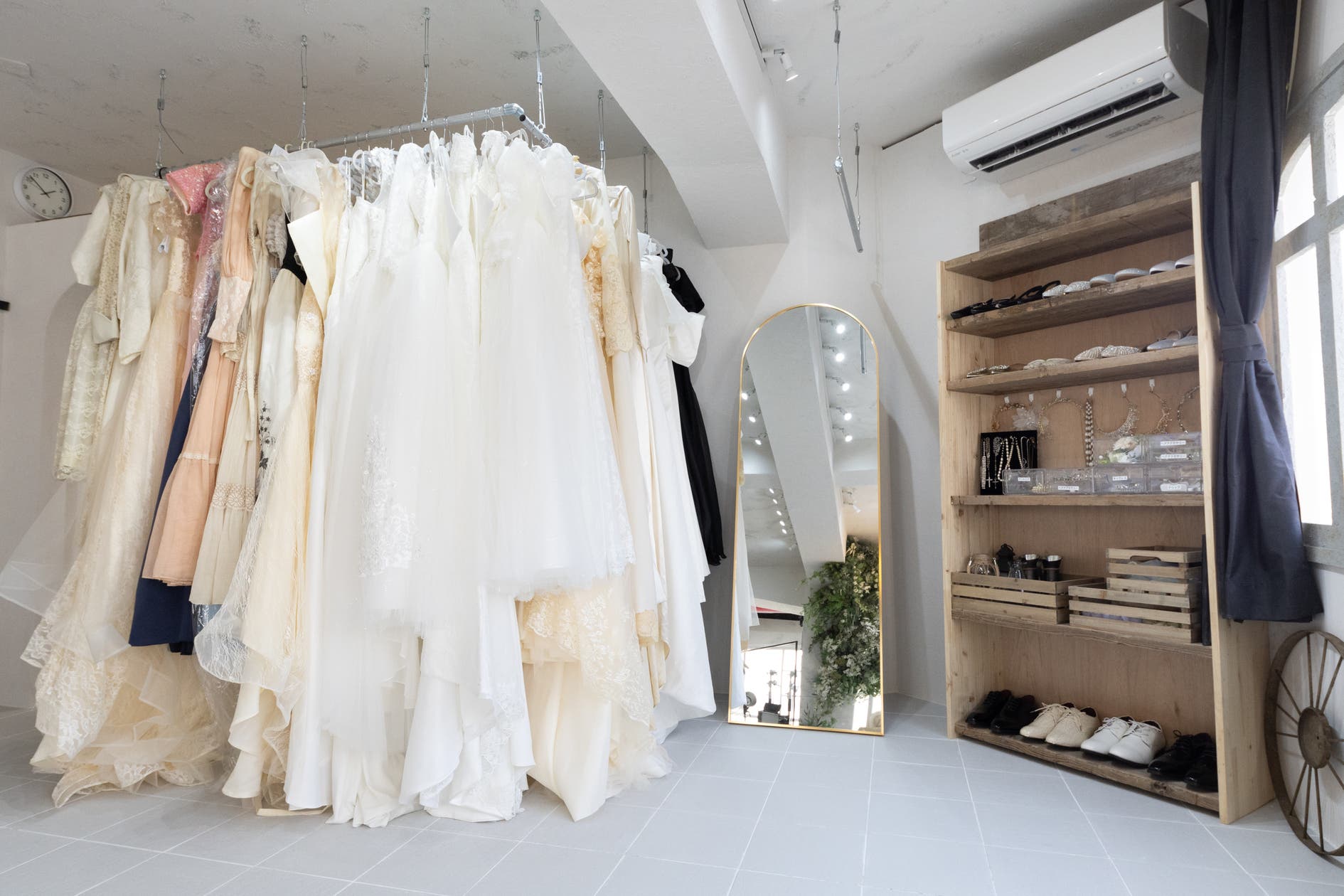 【OPEN記念割引価格】ウェディングドレス60着【無料で】着放題の花とクロスに囲まれたデザイナーズ撮影スタジオの写真4