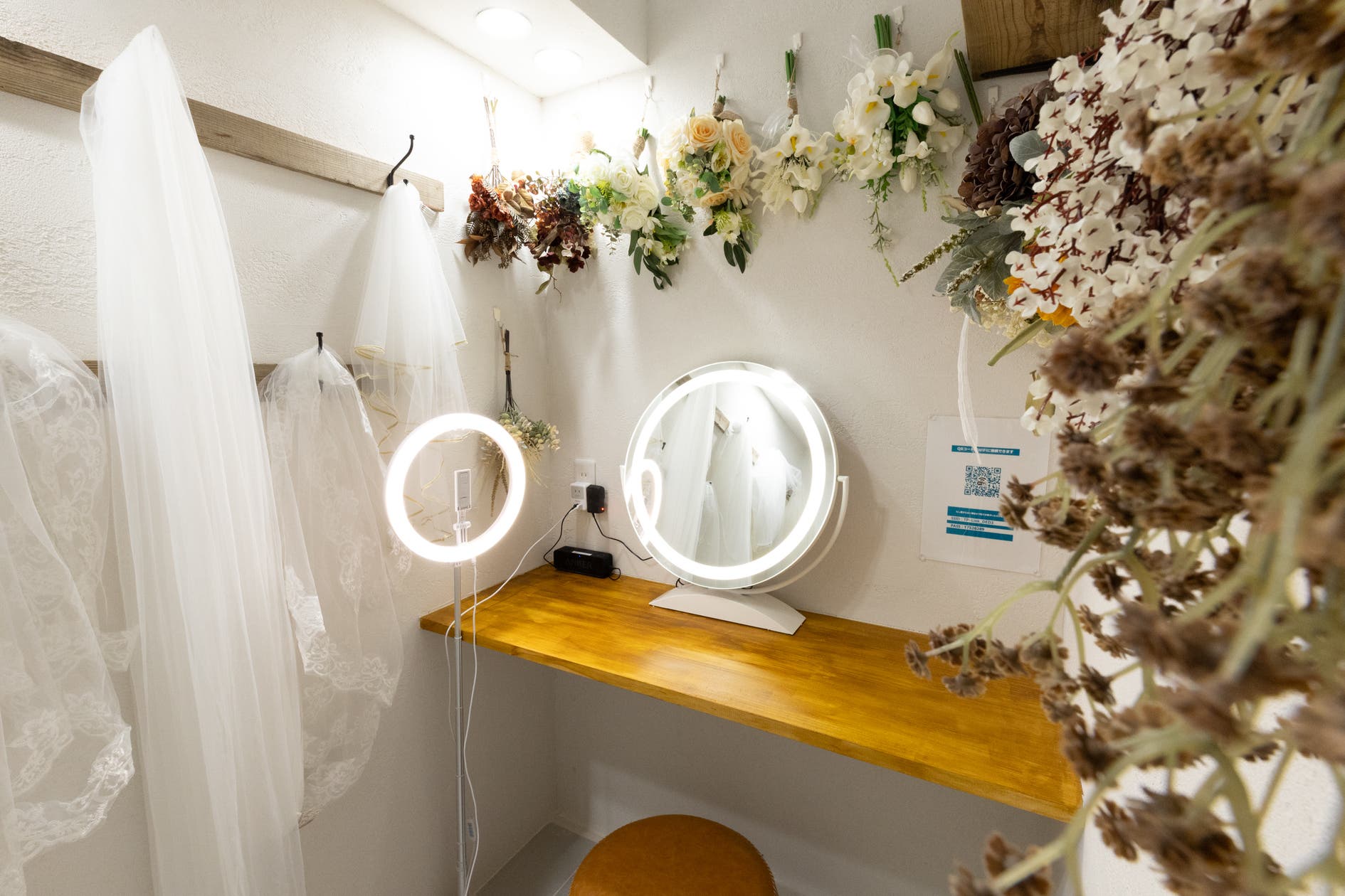 【OPEN記念割引価格】ウェディングドレス60着【無料で】着放題の花とクロスに囲まれたデザイナーズ撮影スタジオの写真16